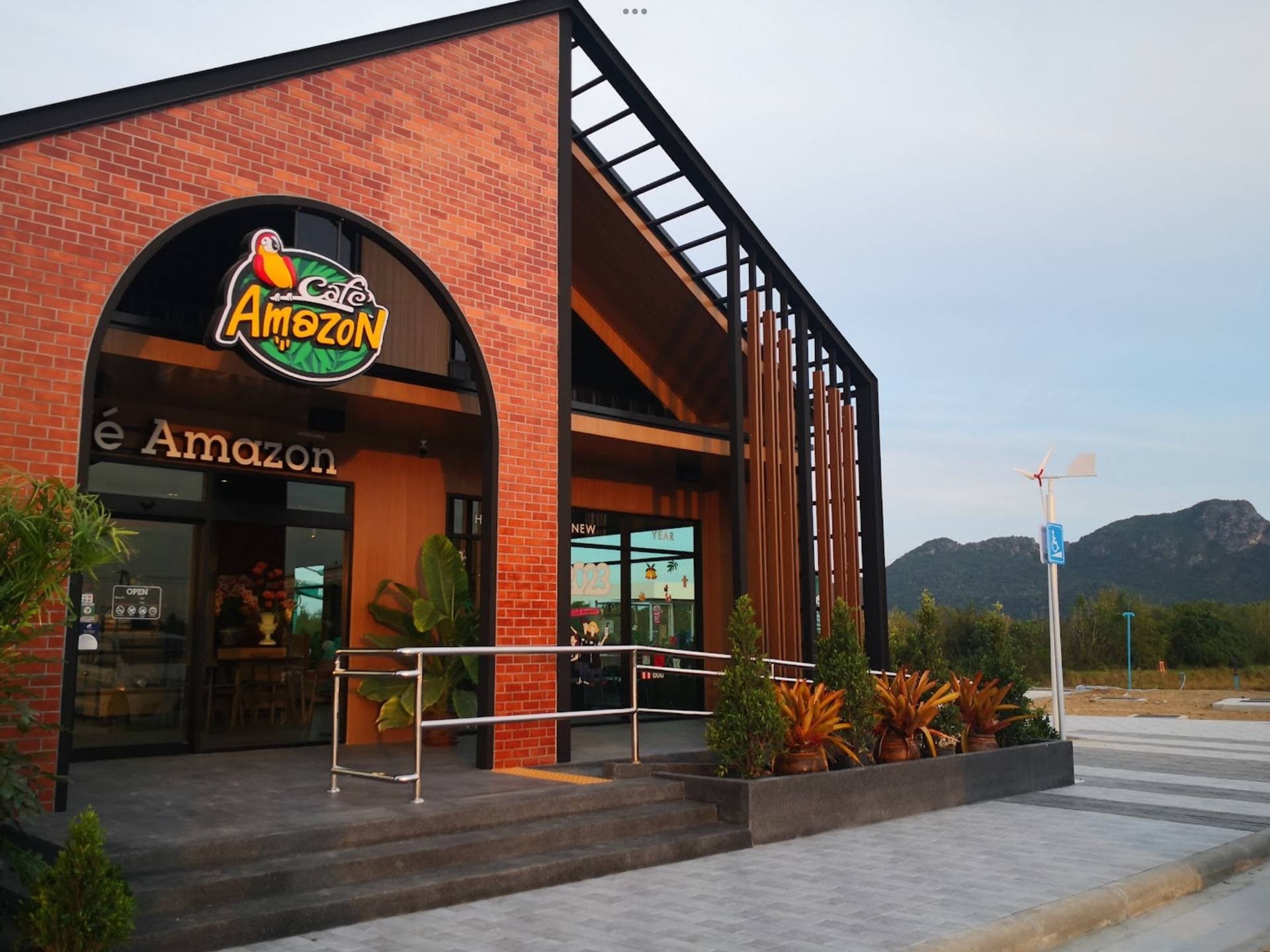 รีวิว Cafe’ Amazon PTT Station คลองวาฬ - เป็นร้านกาแฟที่นั่งแล้ว relax ...