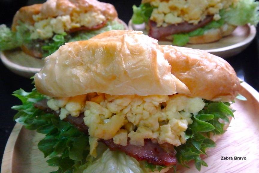 สูตร Bacon and Egg Croissant Sandwiches 🥐 พร้อมวิธีทำโดย Zebra Bravo