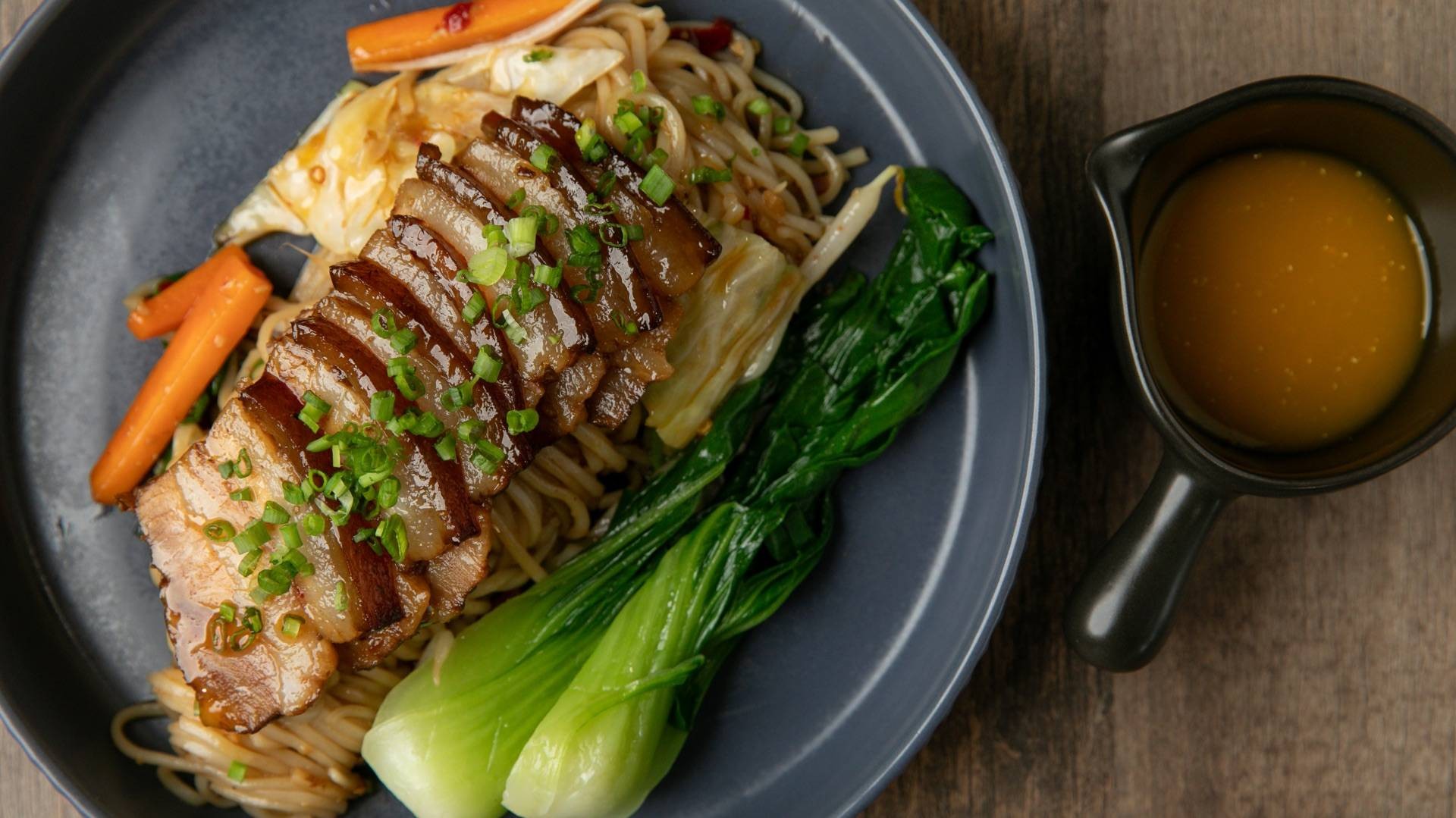 Wok wayy Wok Wayy Fine Noodle & Bar | สั่งอาหารออนไลน์ล่วงหน้า รับที่ร้านผ่านแอป Wongnai ...