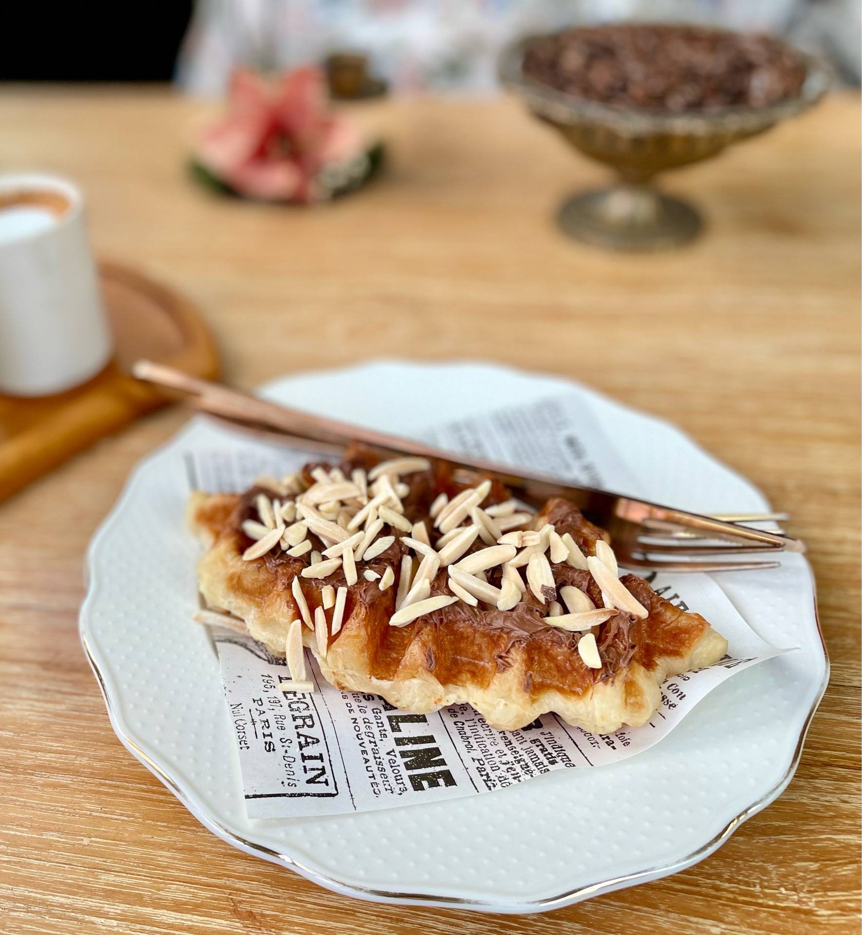 🧇 Almond Nutella Croffle. (Price 140 Baht.) ร้าน La Bella Café