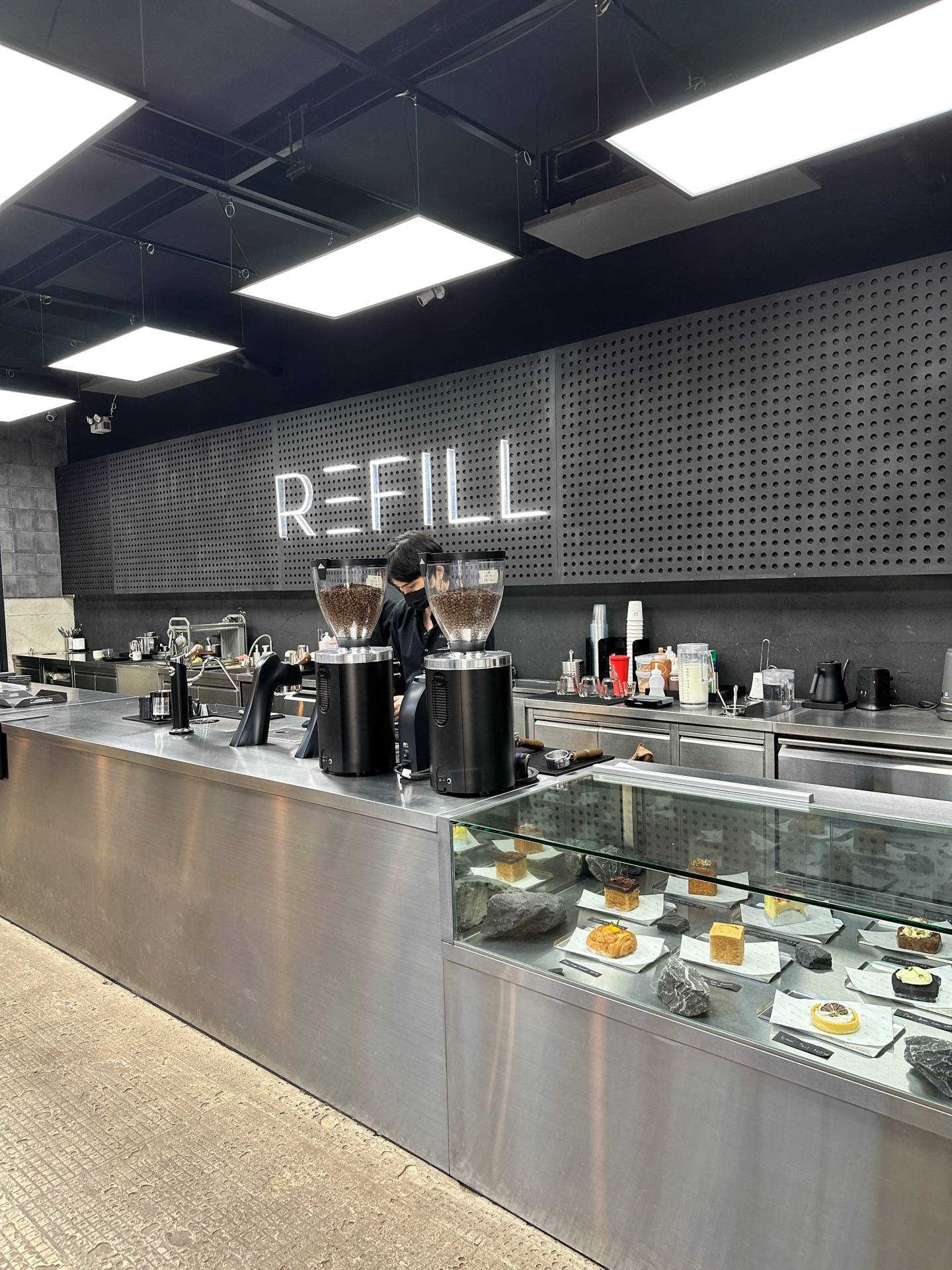 รีวิว Refill Coffee - คาเฟ่ขอนแก่น ธีมดาร์กๆสีดำเท่ๆ