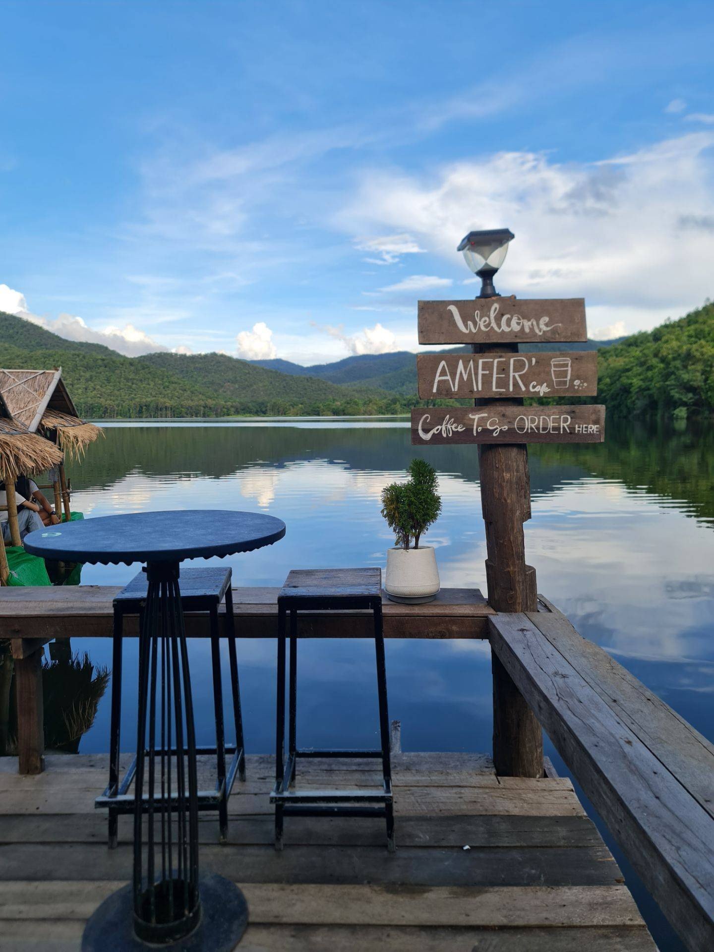 รีวิว Amfer'cafe - คาเฟ่ริมอ่างเก็บน้ำบ้านธิ