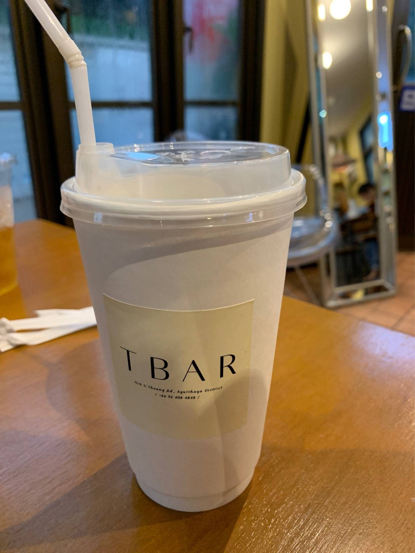 รีวิว T Bar Ayutthaya T Bar Ayutthaya - Hojicha tea latte with oat milk ...