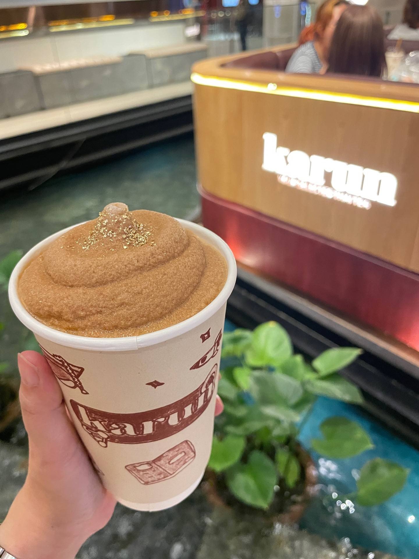 รีวิว Karun Thai Tea Siam Paragon - 带金箔Golden on it .Thai tea smooth? Ok .160z cost 110 THb ...