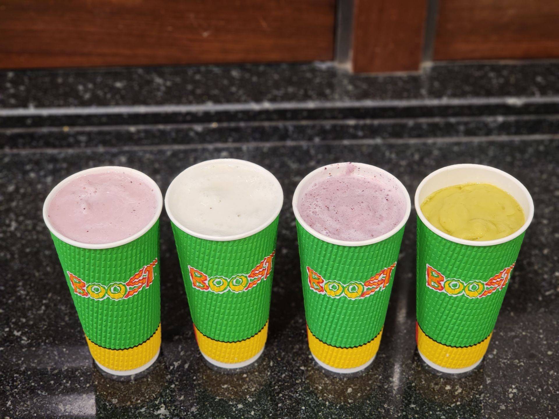 รีวิว Boost Juice Bars Tops All Season Place - น้ำผลไม้ปั่นกับแก้วสีสดใส