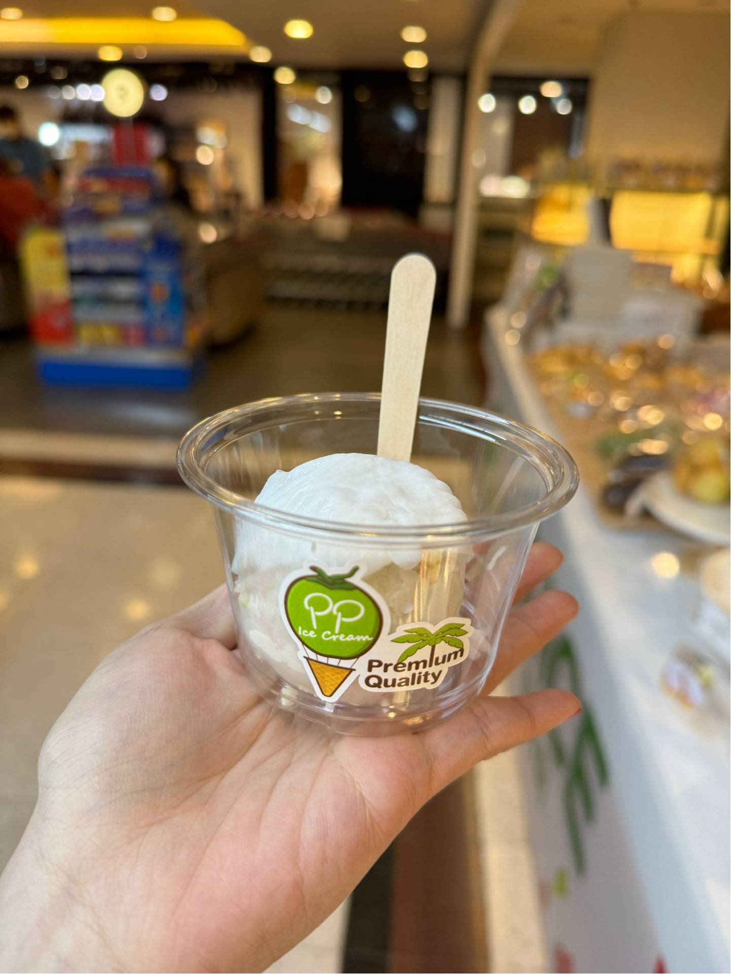 รีวิว PP ICE CREAM The Street - ใส่ถ้วย 1 scoop 40 บาท ขอใส่เครื่องเป็น ...