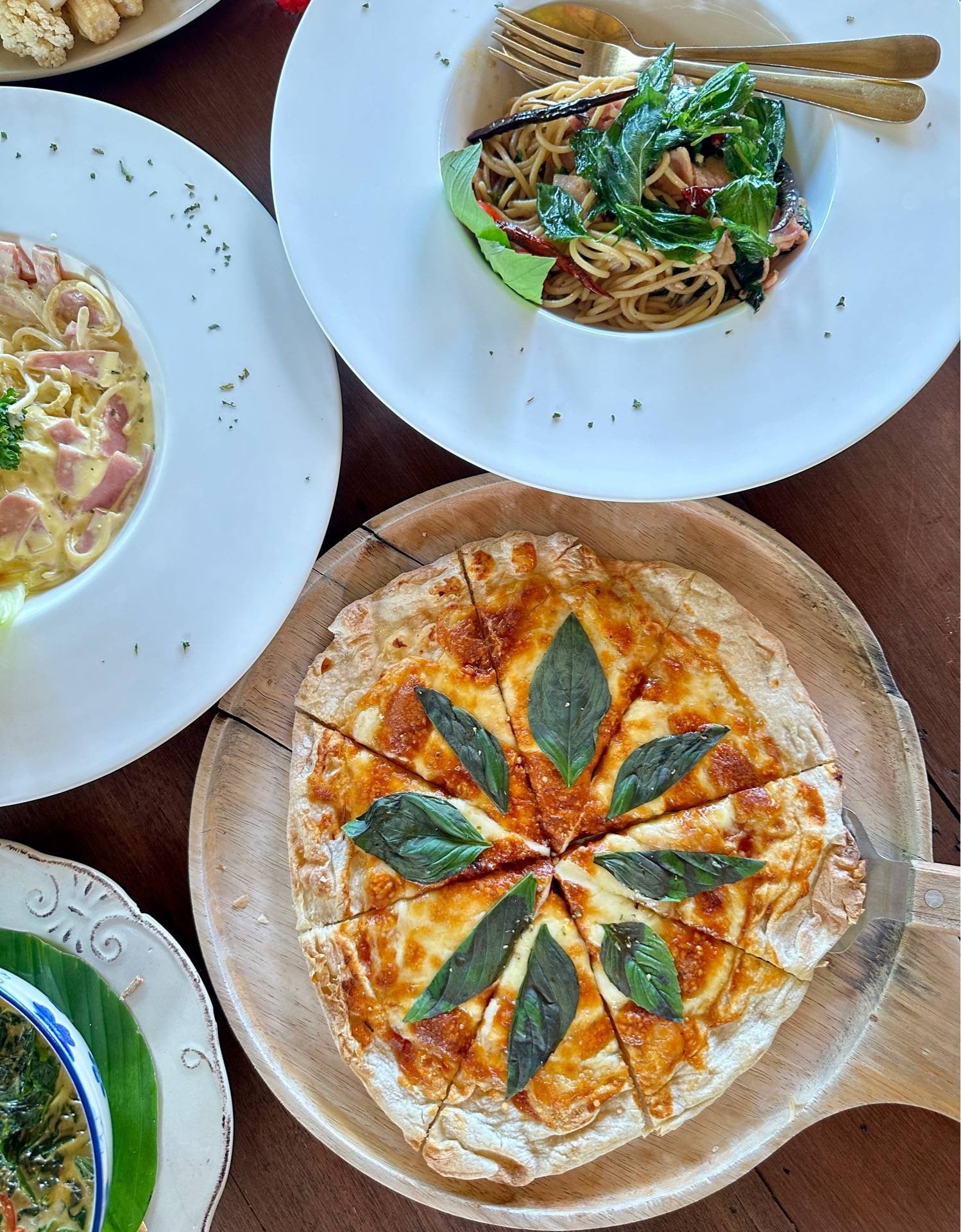 พิซซ่ามาการิต้า ร้าน Chaba Chabai Cafe ลำลูกกา