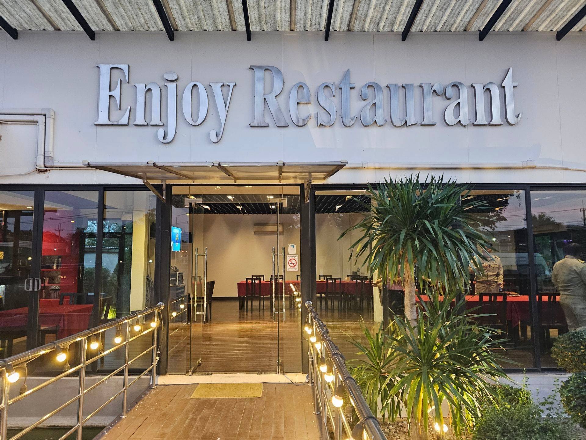 รีวิว Enjoy Restaurant - ร้านอาหารไทย รสชาติใข้ได้ ที่จอดรถสะดวก ร้าน ...