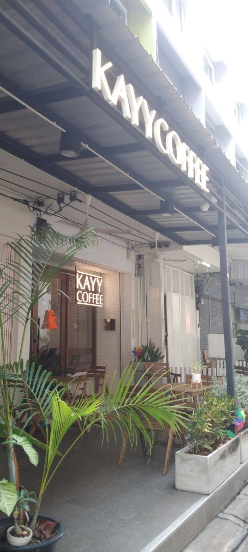 รีวิว KAYY COFFEE - ร้านคาเฟ่สไตล์มินิมอล และมีน้ำส้มโดดเด่นในเครื่องดื่มอร่อยย่าน วัดบวร