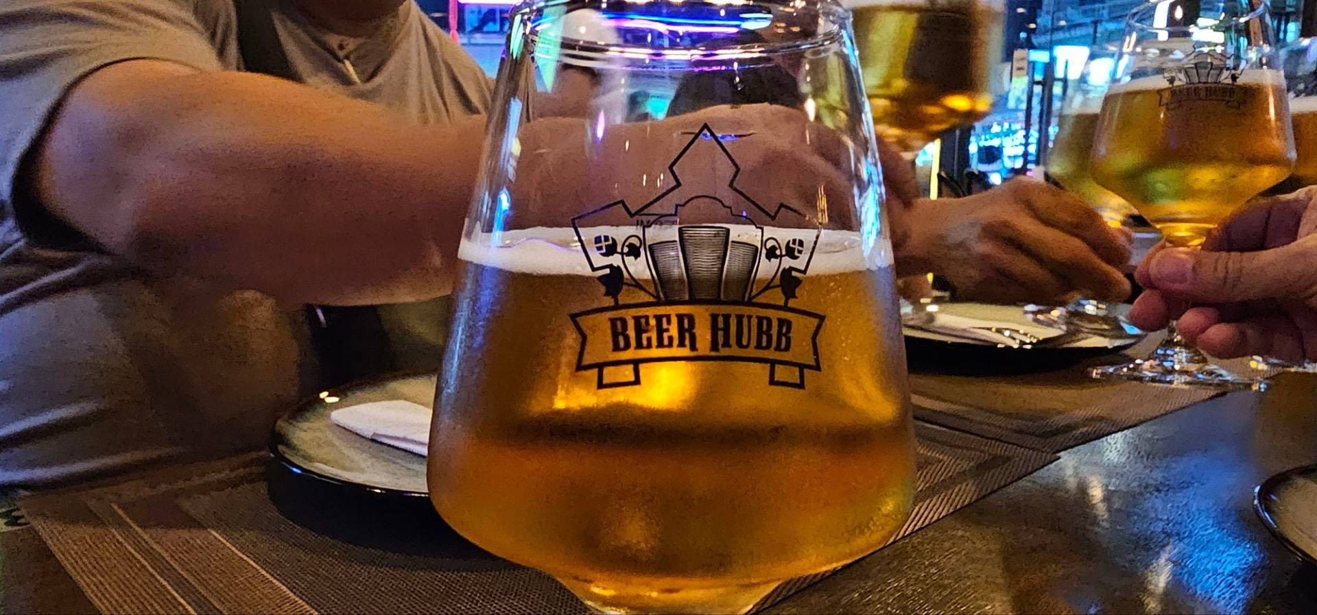 รีวิว BEER HUBB PATTAYA ซอยบัวขาว - Good atmosphere, there are sports ...