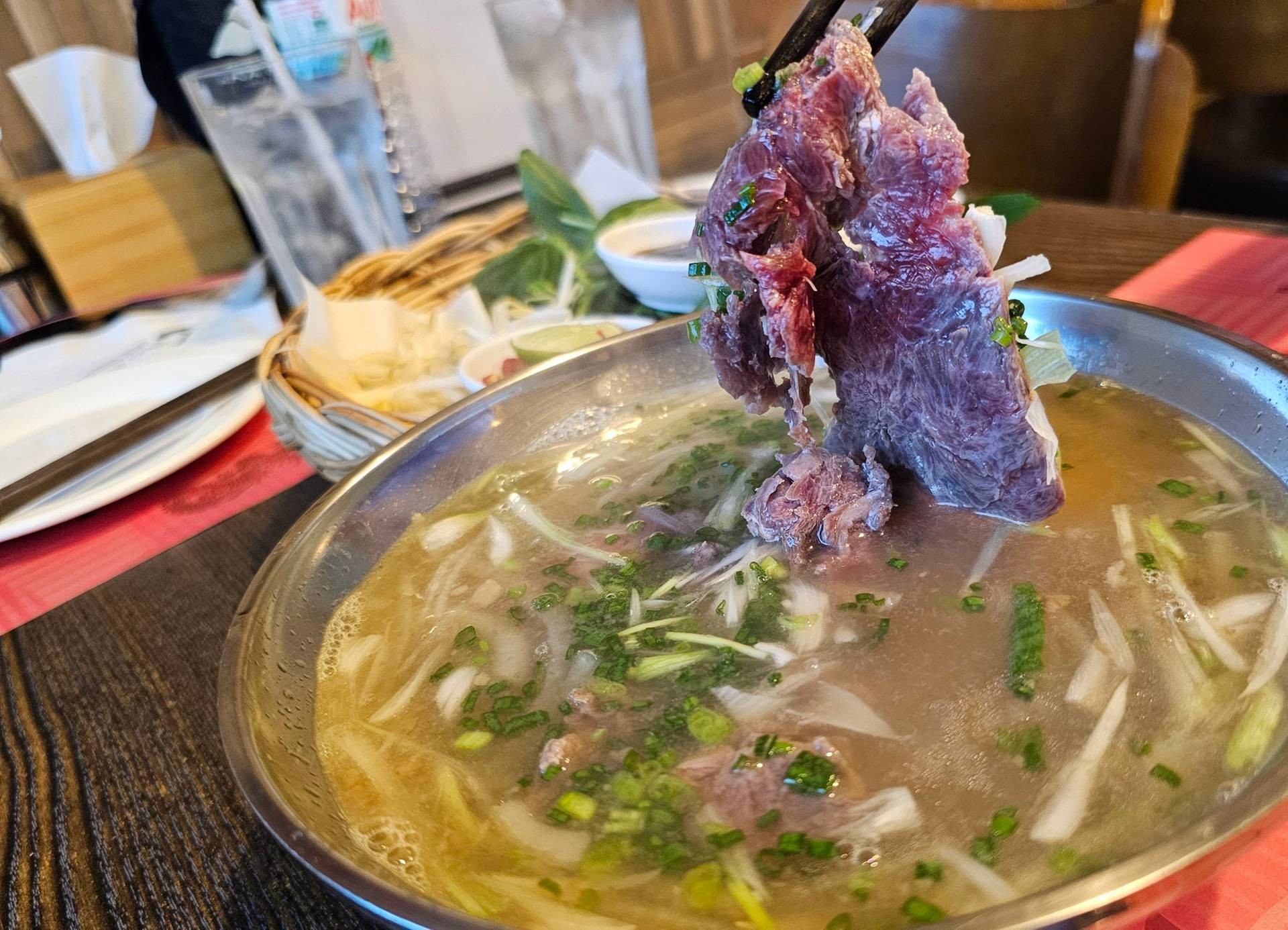 รีวิว เฝออร่อย Pho Aroi บางนา - เฝอหอม เนื้อดี หมูย่างก็ดี อร่อย👍