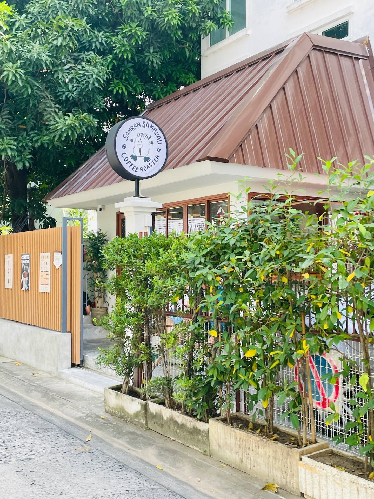 รีวิว Samran Samruad Coffee Roaster - - ร้านหาที่จอดรถไม่ได้เลย