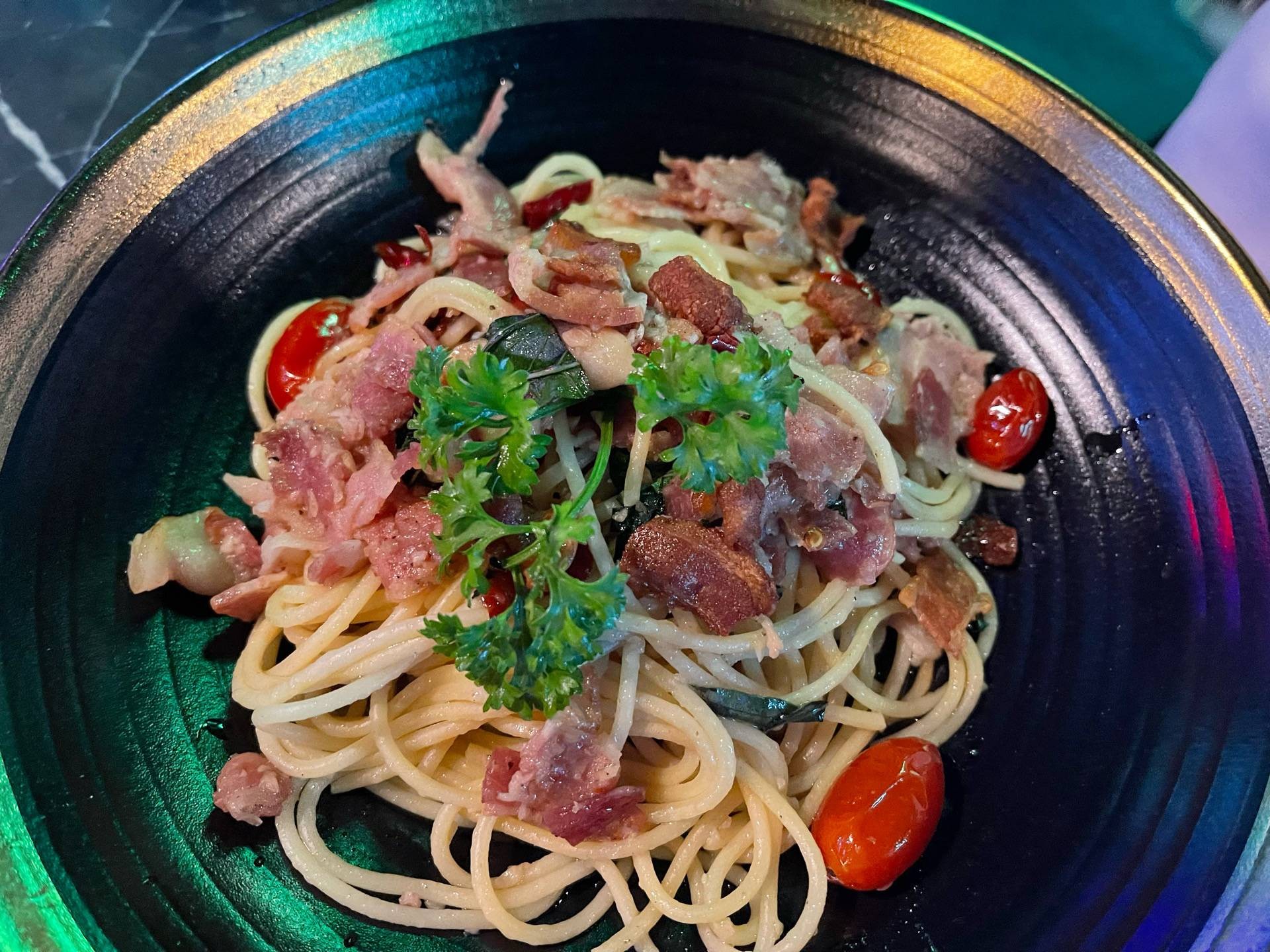 สปาเก็ตตี้เบคอนกระเทียม ร้าน Atmos on top Silom Edge