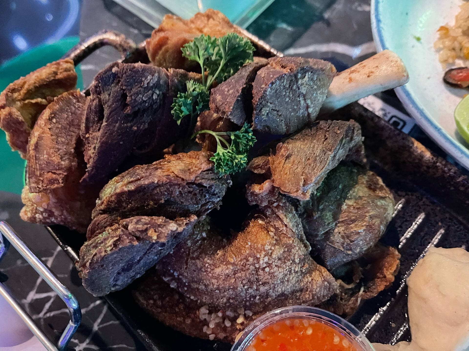 ขาหมูเยอรมัน ร้าน Atmos on top Silom Edge