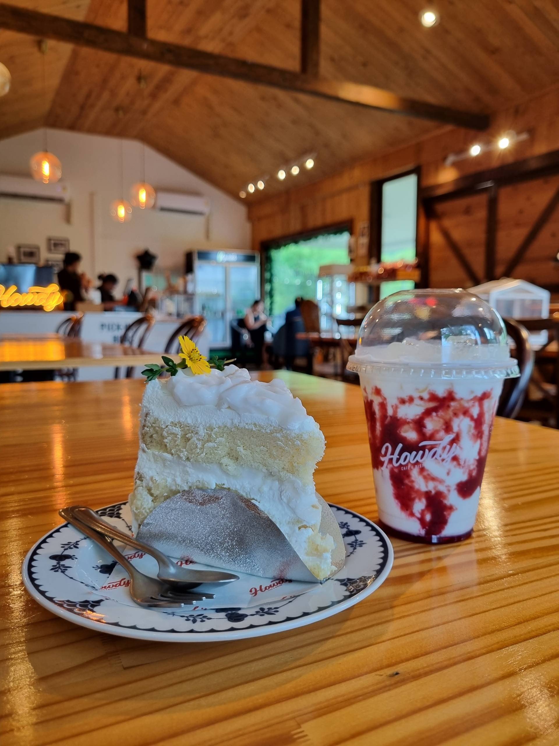 รีวิว Howdy Cafe&bistro - ร้านน่ารัก บรรยากาศดี ขนมเครื่องดื่มยังกลางๆ ...