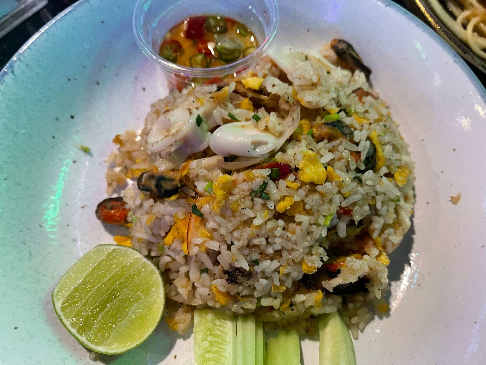 ข้าวผัดทะเล ร้าน Atmos on top Silom Edge