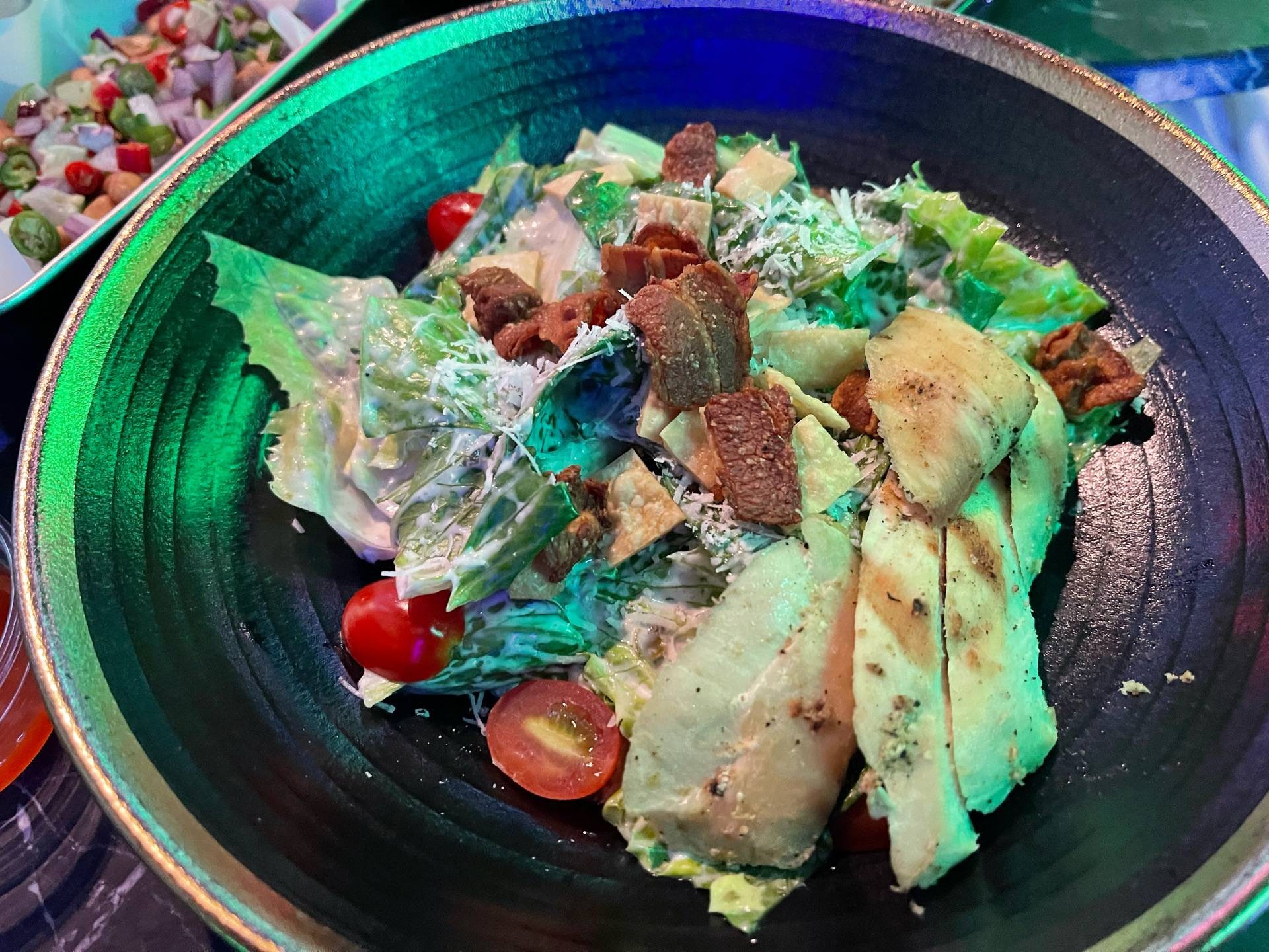 ซีซ่าสลัดไก่ ร้าน Atmos on top Silom Edge