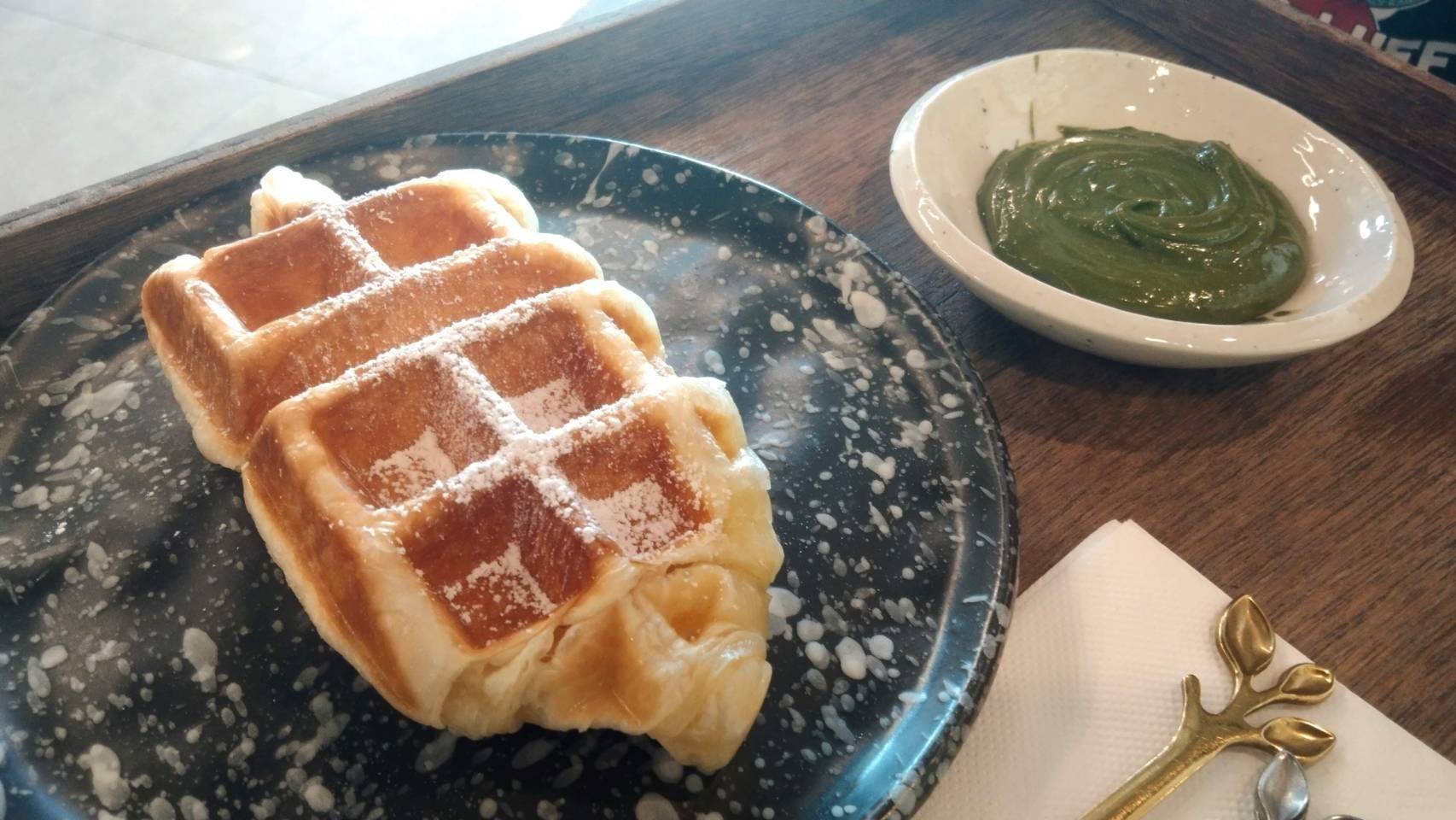 croffle with matcha spread • อร่อยมาก ร้าน Hidden leaf Matcha