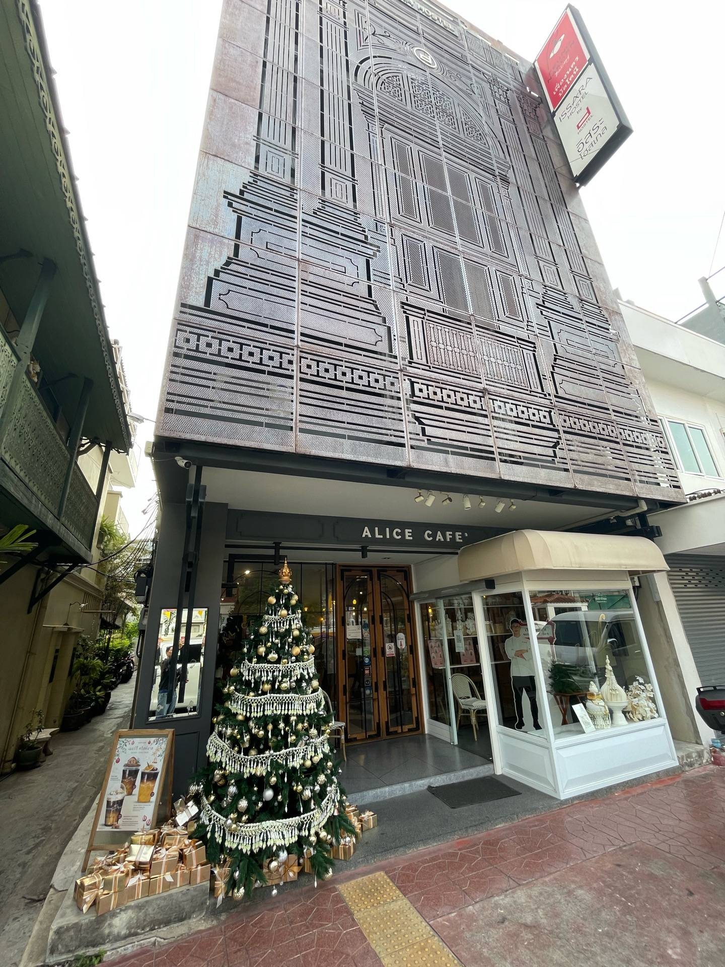 รีวิว ALICE CAFE พระนคร - กาแฟดี ชิฟฟ่อนมะพร้าวอ่อนไส้แน่นเต็มคำ