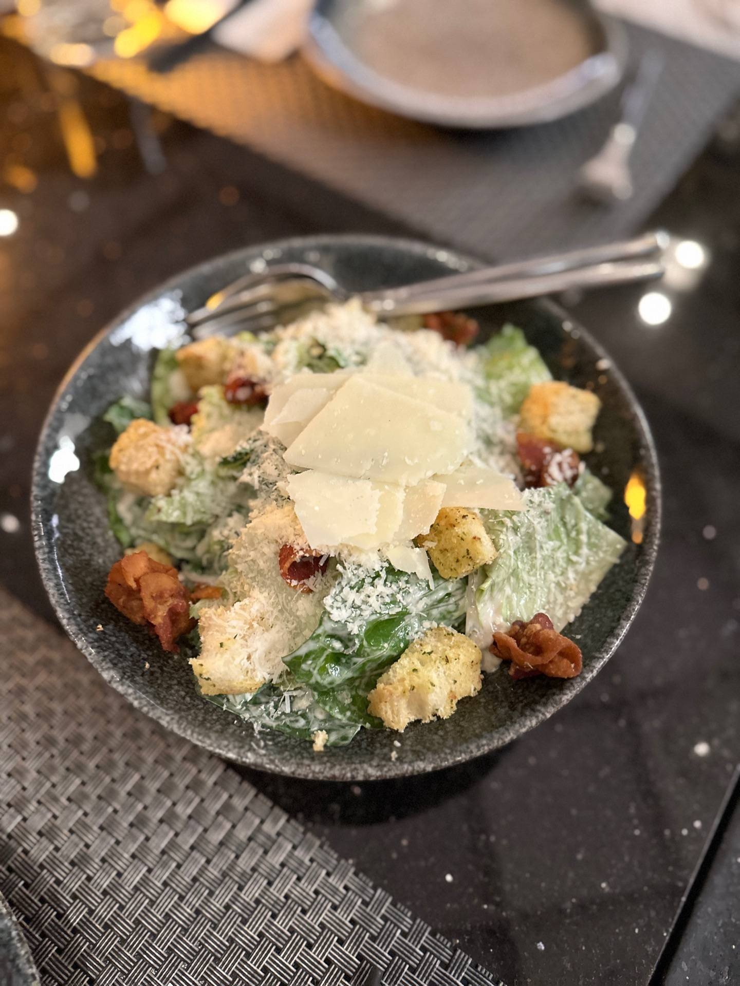 Caesar Salad ร้าน CUT Raw & Grilled และ Chez Miline