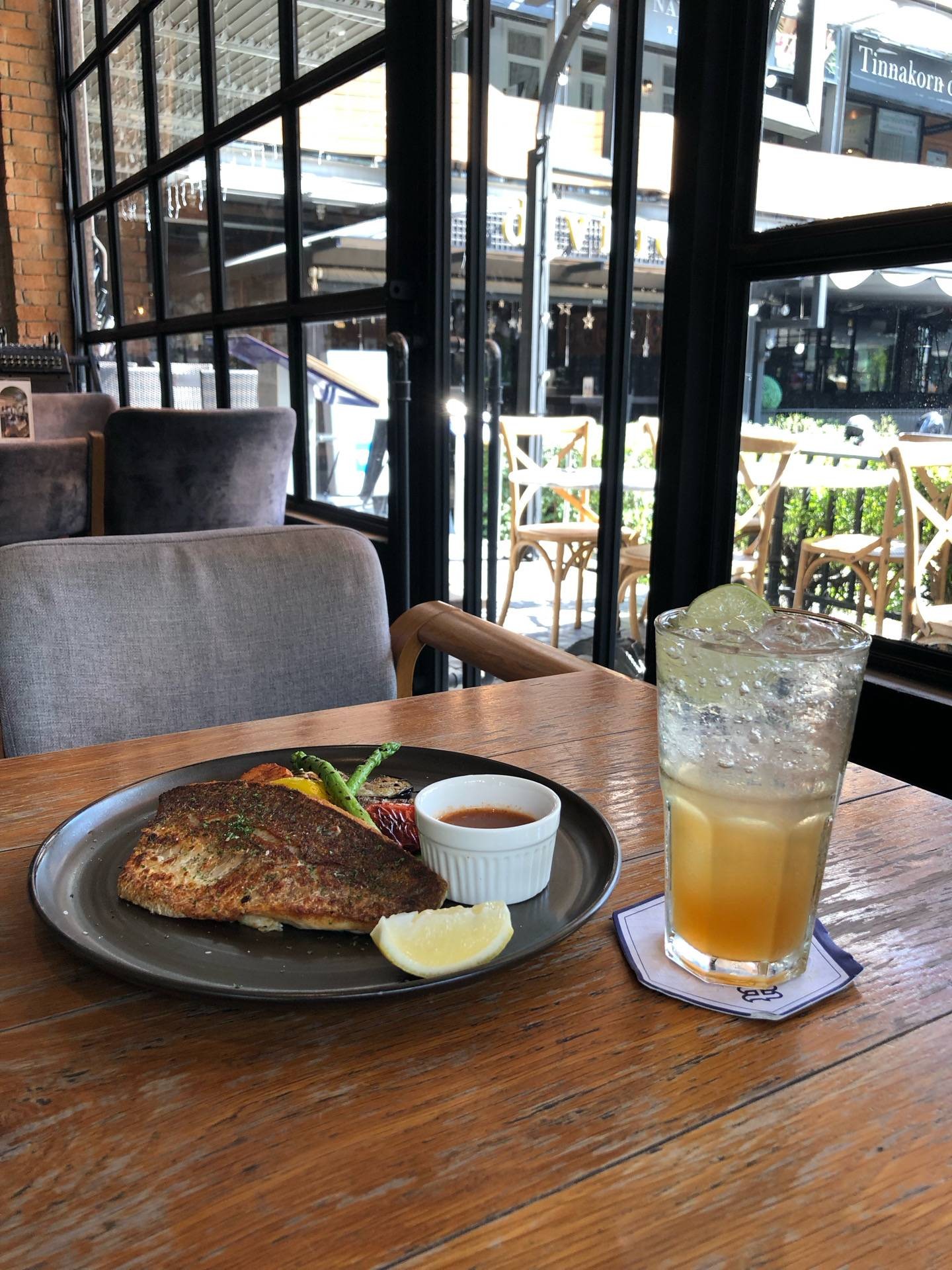 รีวิว Mellow Restaurant & Bar Penny's Balcony ทองหล่อ 16 - ฉันหาปลา ...