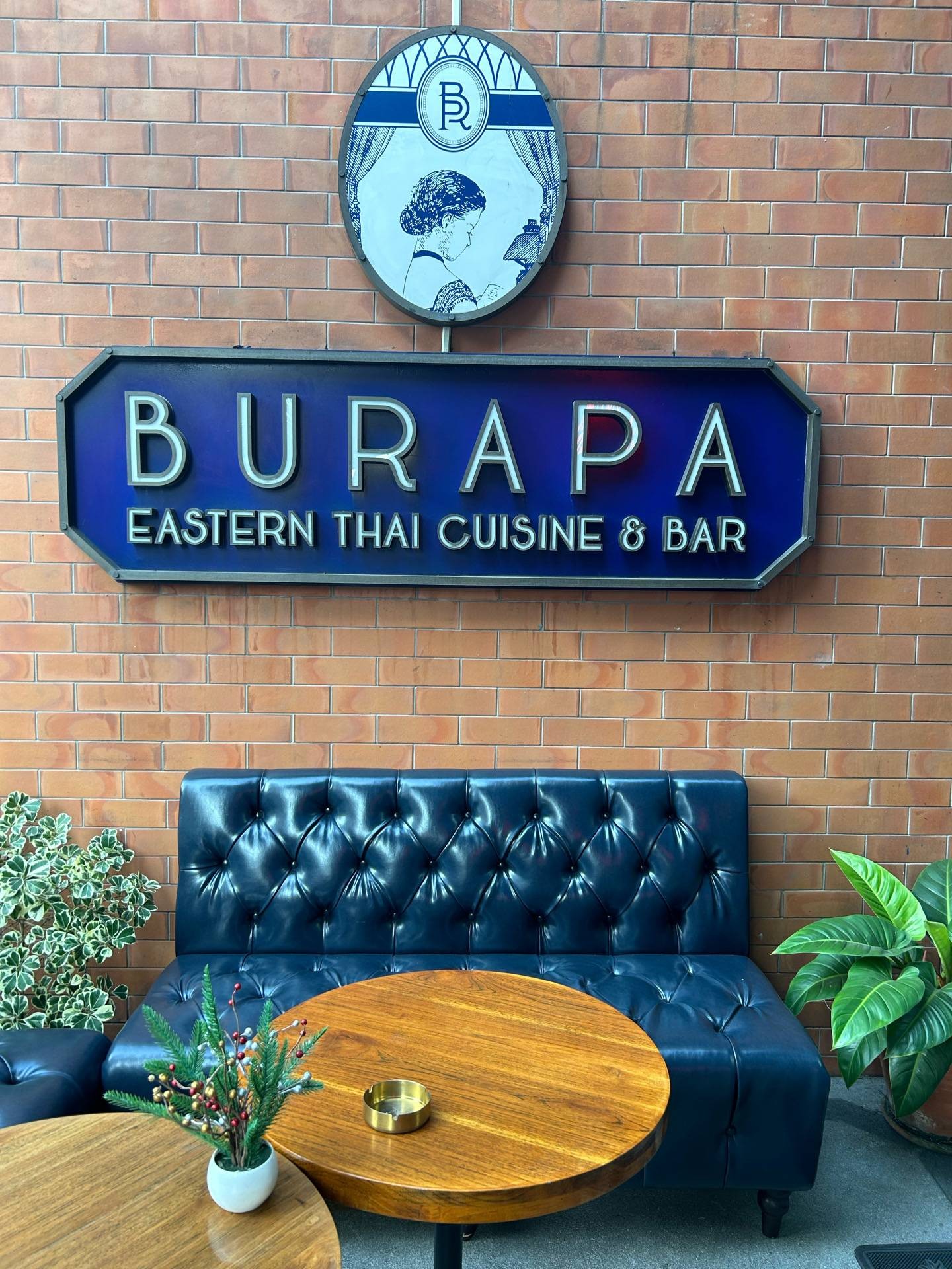 รีวิว Sri Trat Restaurant & Bar Burapa - มื้อดีๆ กับบรรยากาศโบกี้รถไฟสุดหรู