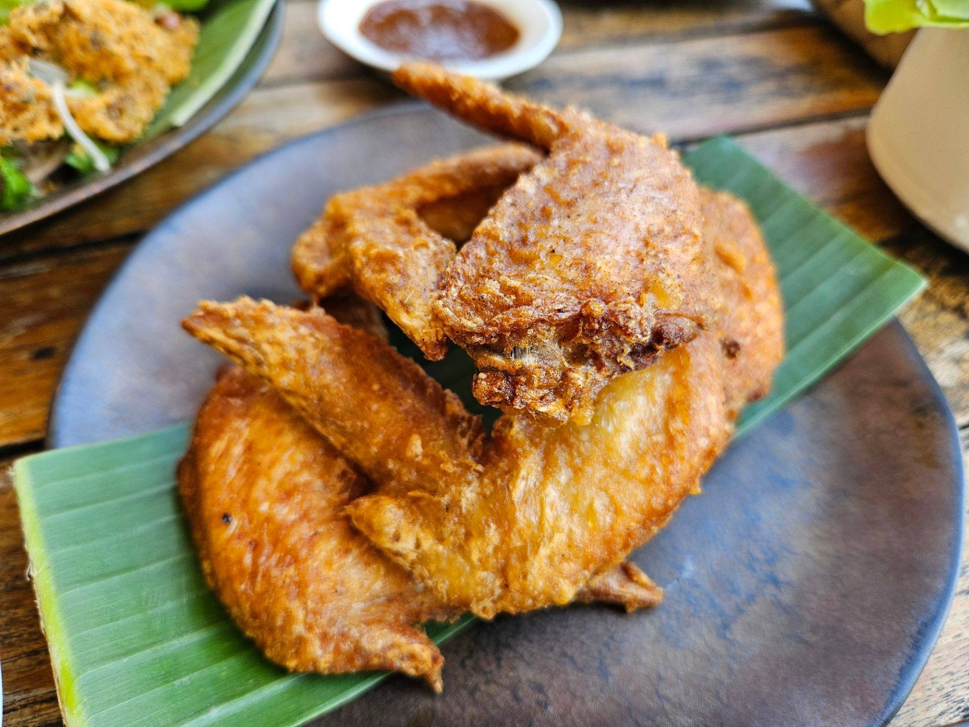 ปีกไก่ทอด ร้าน บ้านส้มตำ พระนั่งเกล้า