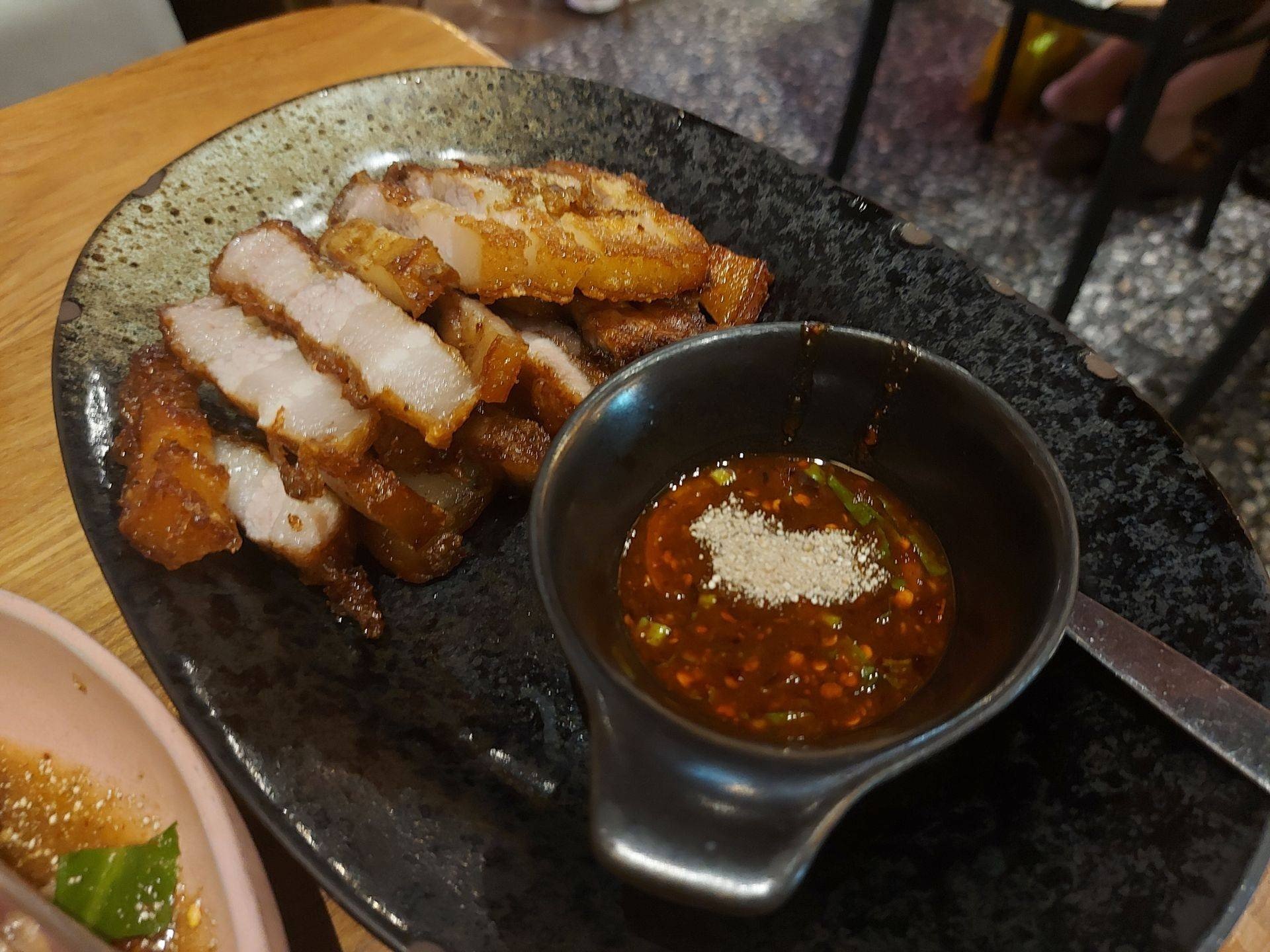 หมูสามชั้นทอดน้ำปลา Size M ร้าน Burn busaba เซ็นทรัลเวิลด์