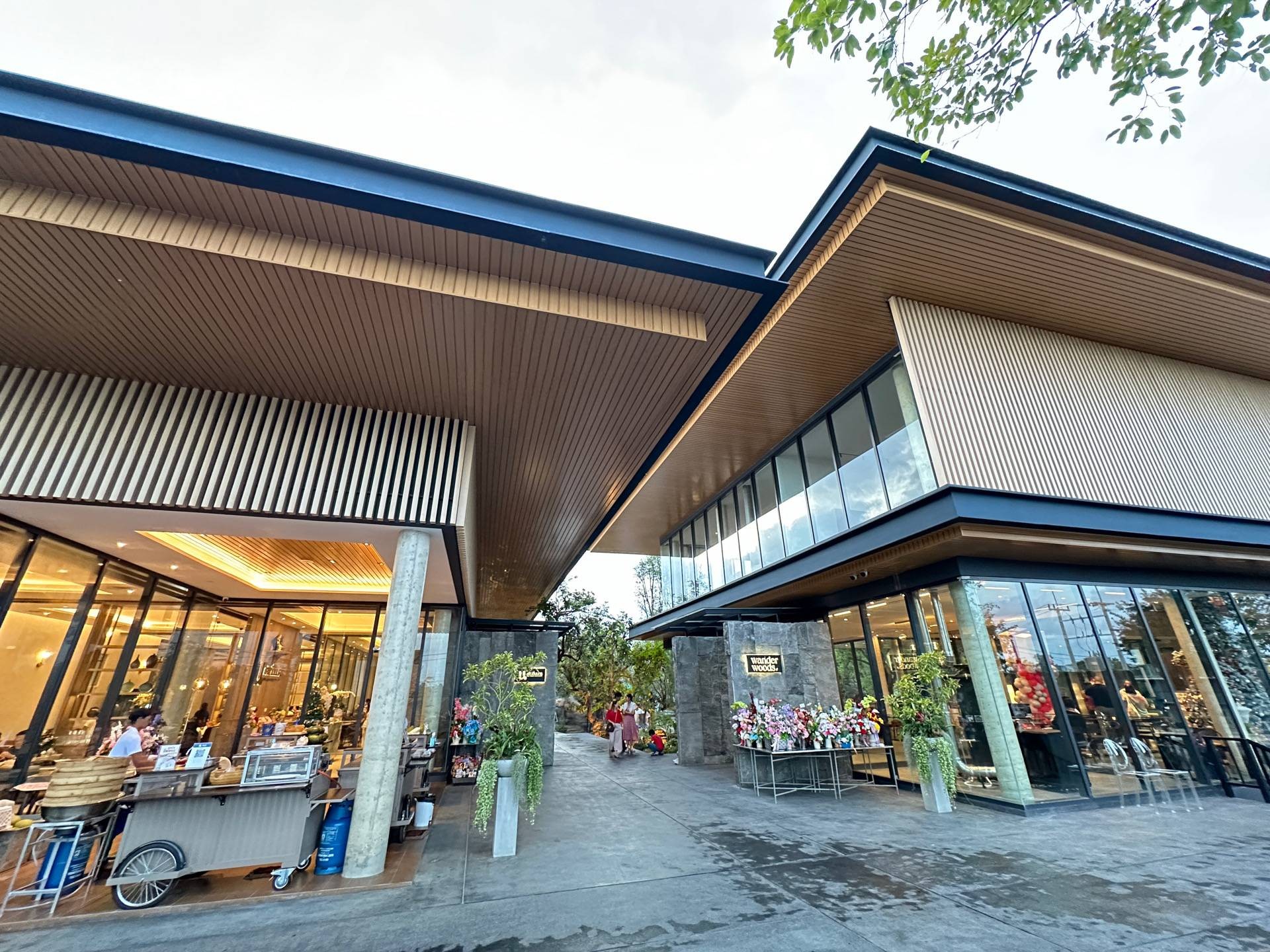 รีวิว Wanderwoods - - รวมคาเฟ่และร้านอาหารไว้ที่เดียวกัน บรรยากาศเต็ม 100