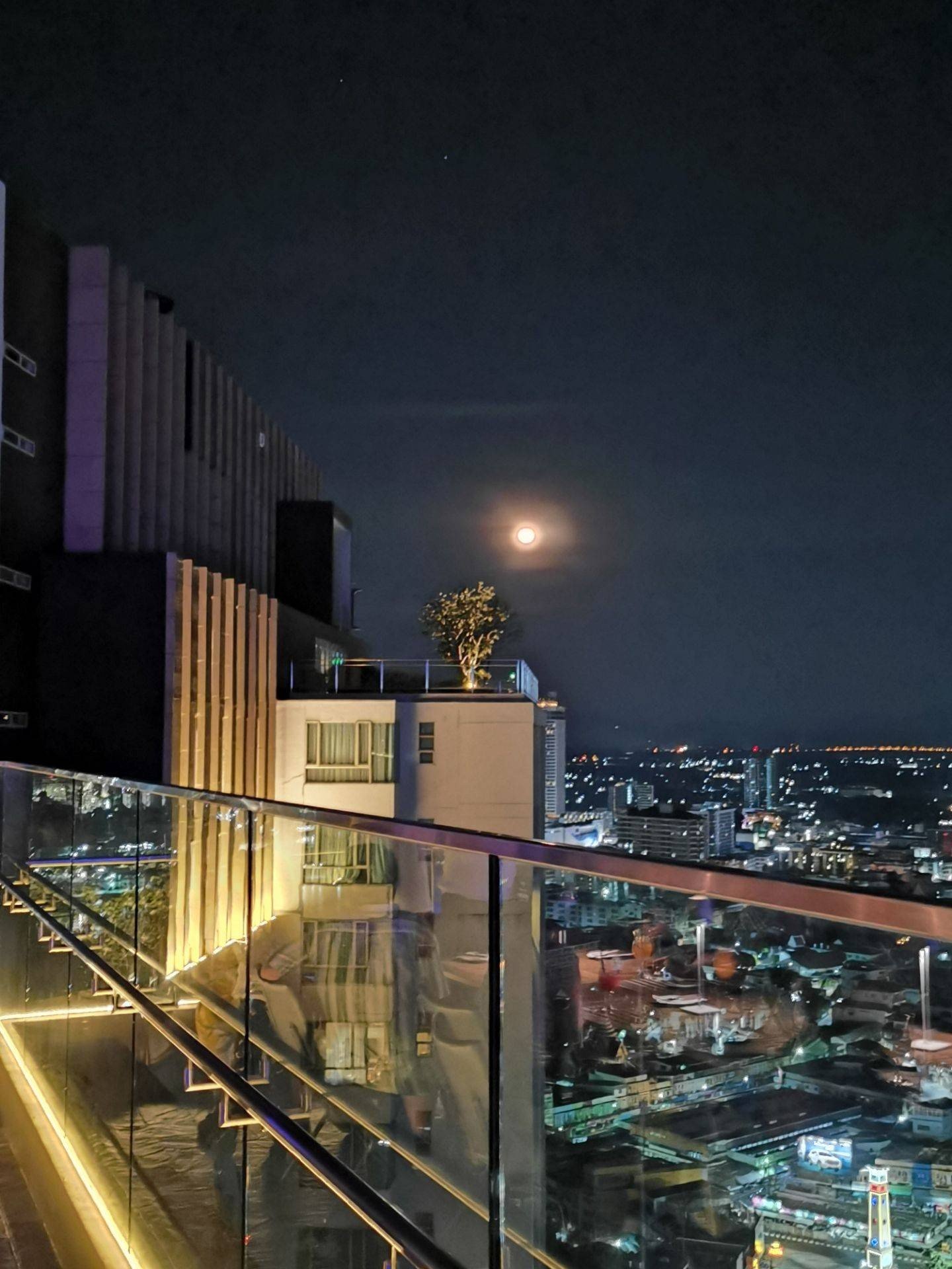 รูป Silver Moon Rooftop Bar Novotel Sriracha & Koh Si Chang Marina Bay