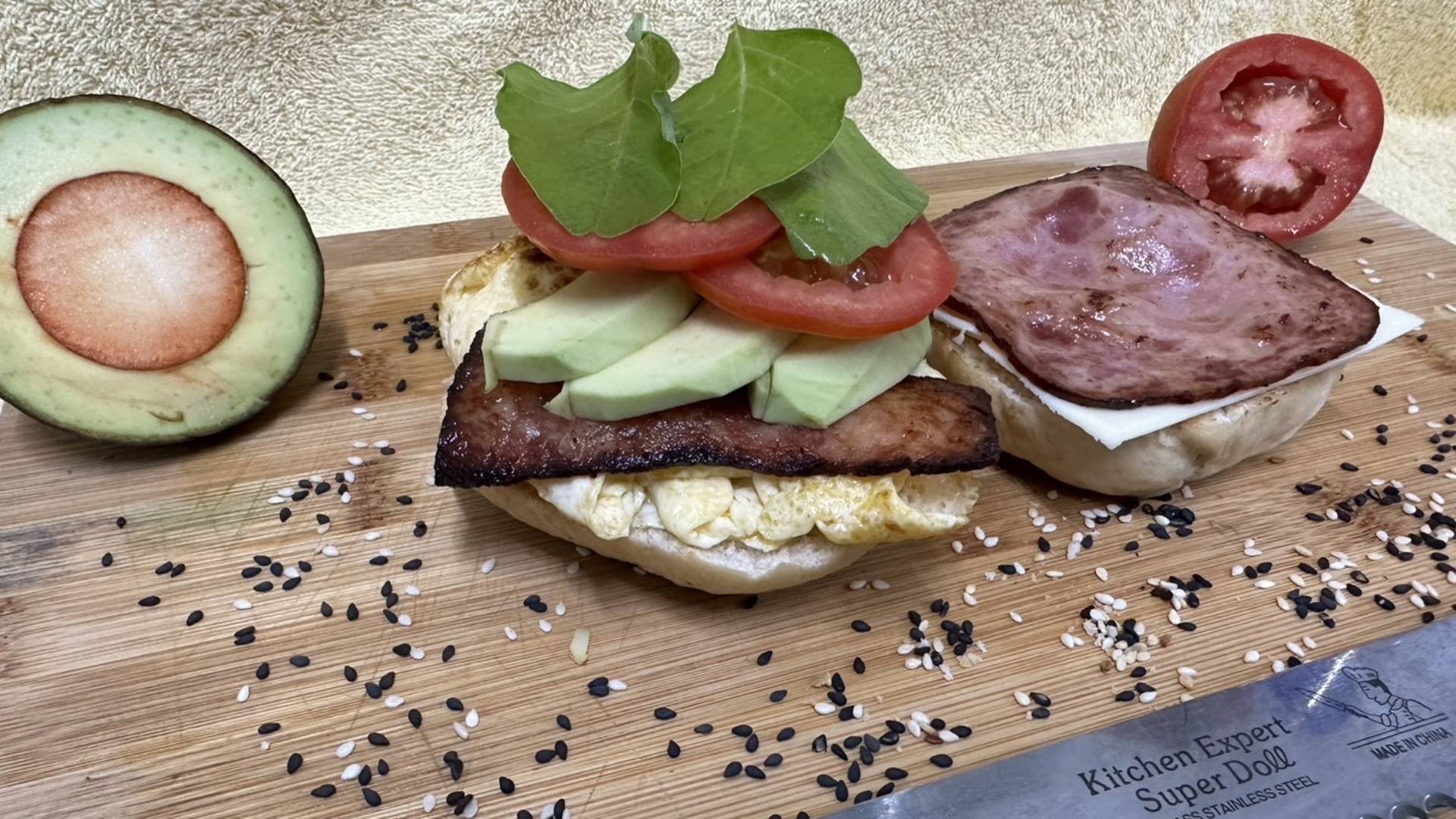 Finn's bakery and bistro , Bagel , pancakes,French toast, ข้าวกระเพรา ...