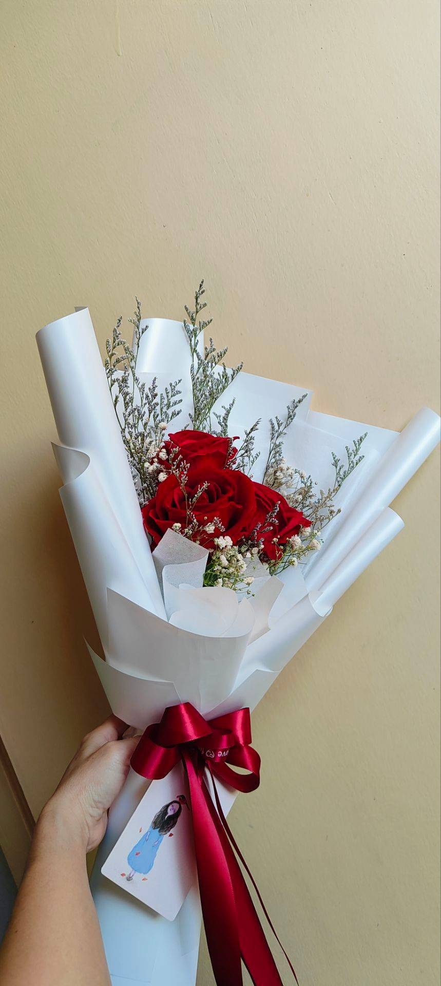 รีวิว DeeFlower - ดอกไม้ประดิษฐ์สวยเหมือนจริงเก็บได้นานค่ะใช้กุหลาบสีแดงสามดอกแทนความหมาย ฉันรัก ...