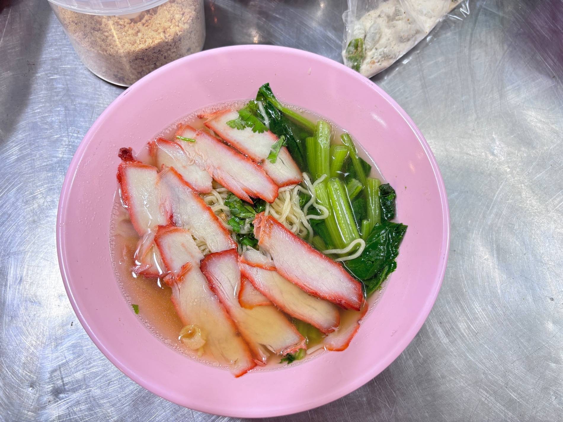 ร้าน ชายสี่ บะหมี่เกี๊ยว (CHAIXI BAMEEKIAO) หน้าเซ่เว่นหลังวัดประชุมราช