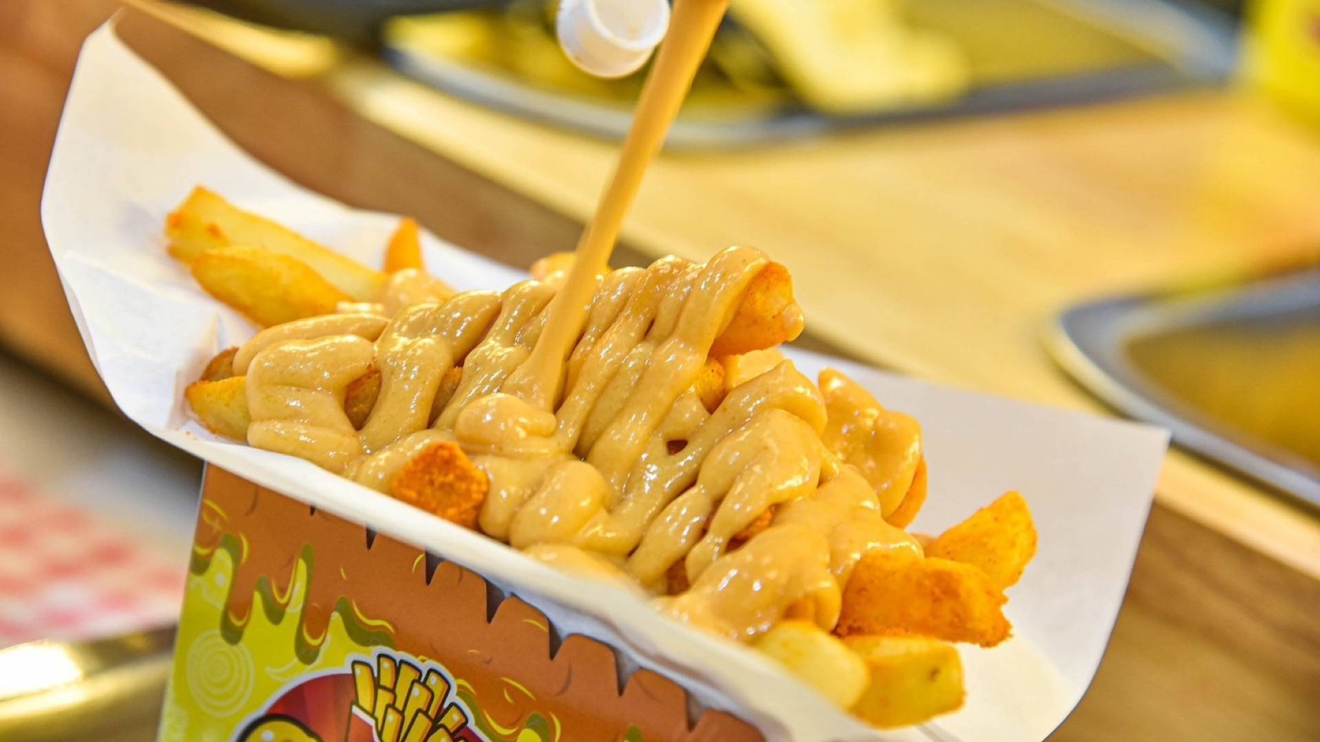 เฟรนช์ฟรายส์ราดชีสแท้ (Cheesy Fried Snacks) ยิ่งเจริญ สแควร์ - สั่ง ...