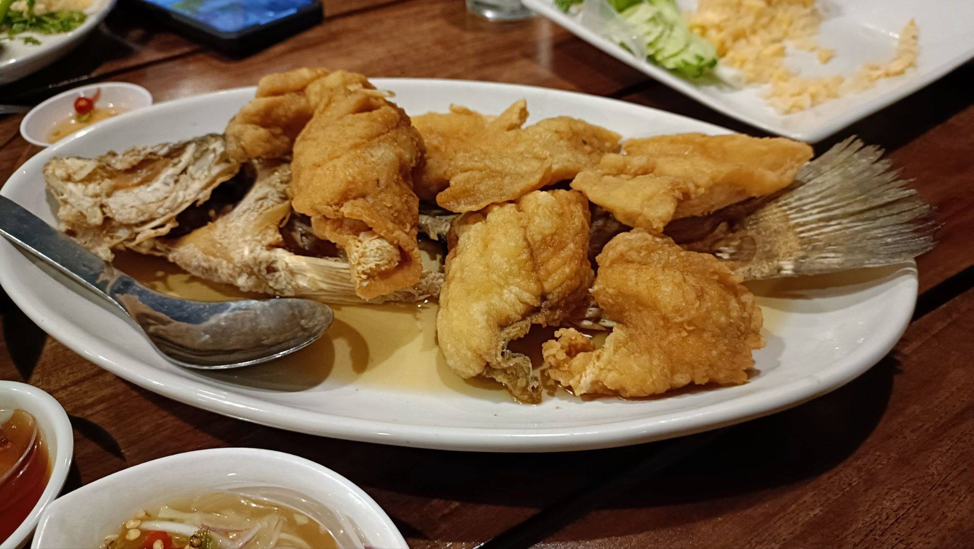 ปลากระพงทอด ร้าน เรือนน้ำอลิษา