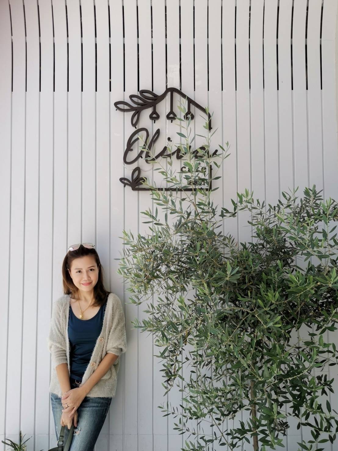 รีวิว Oliva Cafe Pathumthani - ต้นโอลีฟให้บรรยากาศร้านดีมากๆ