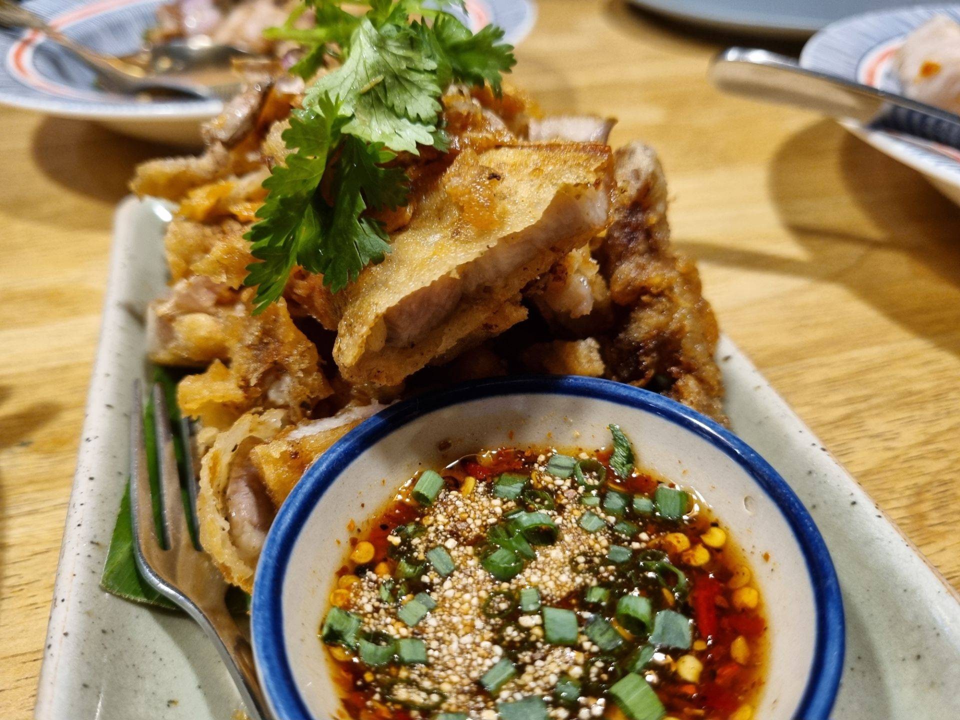 หมูสามชั้นทอด ร้าน Thai Niyom Cuisine เพลินจิต