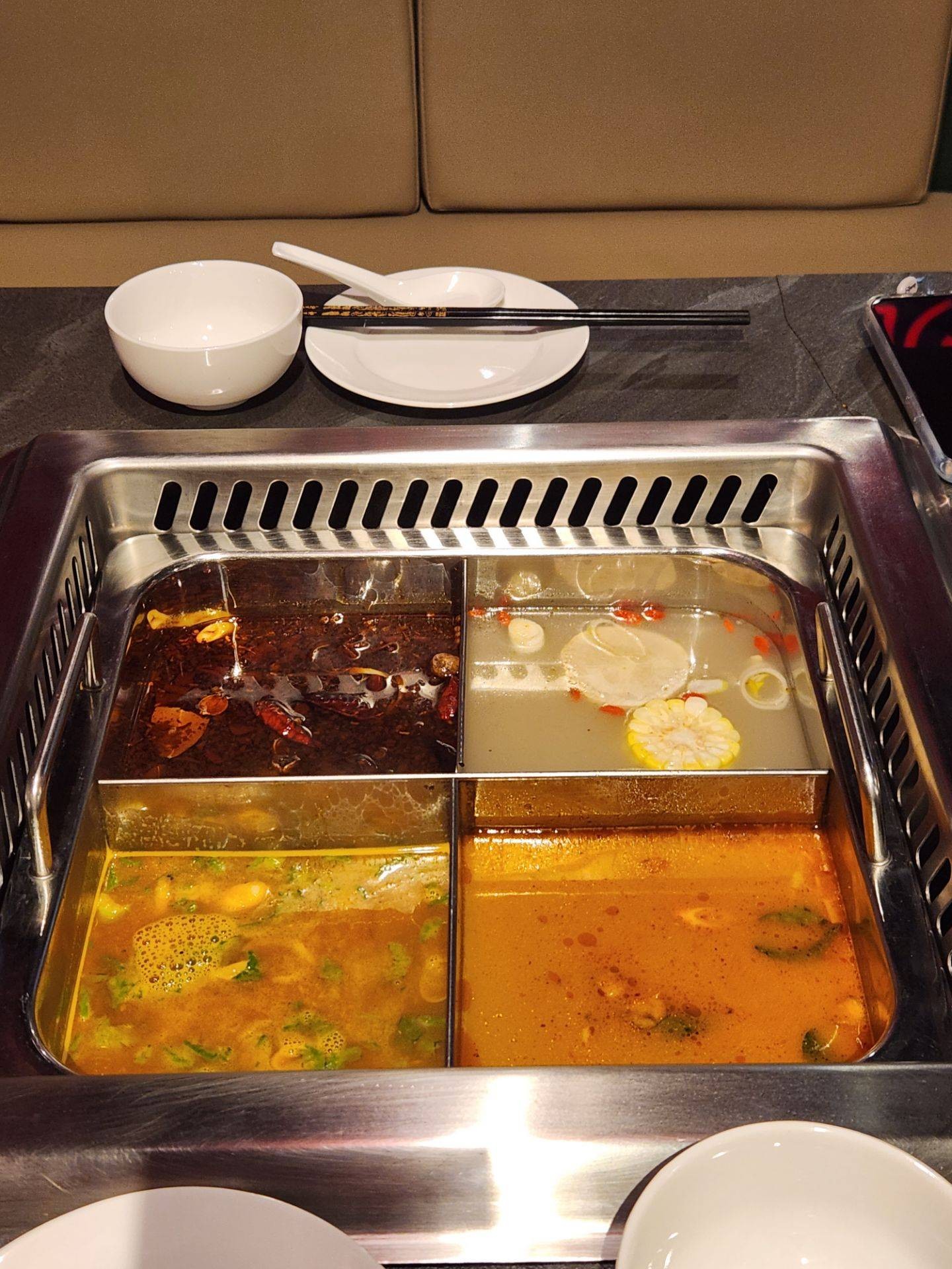 รีวิว Lucky Hot Pot - - น้ำซุปมะเขือเทศและน้ำซุปกระดูกหมูอร่อย