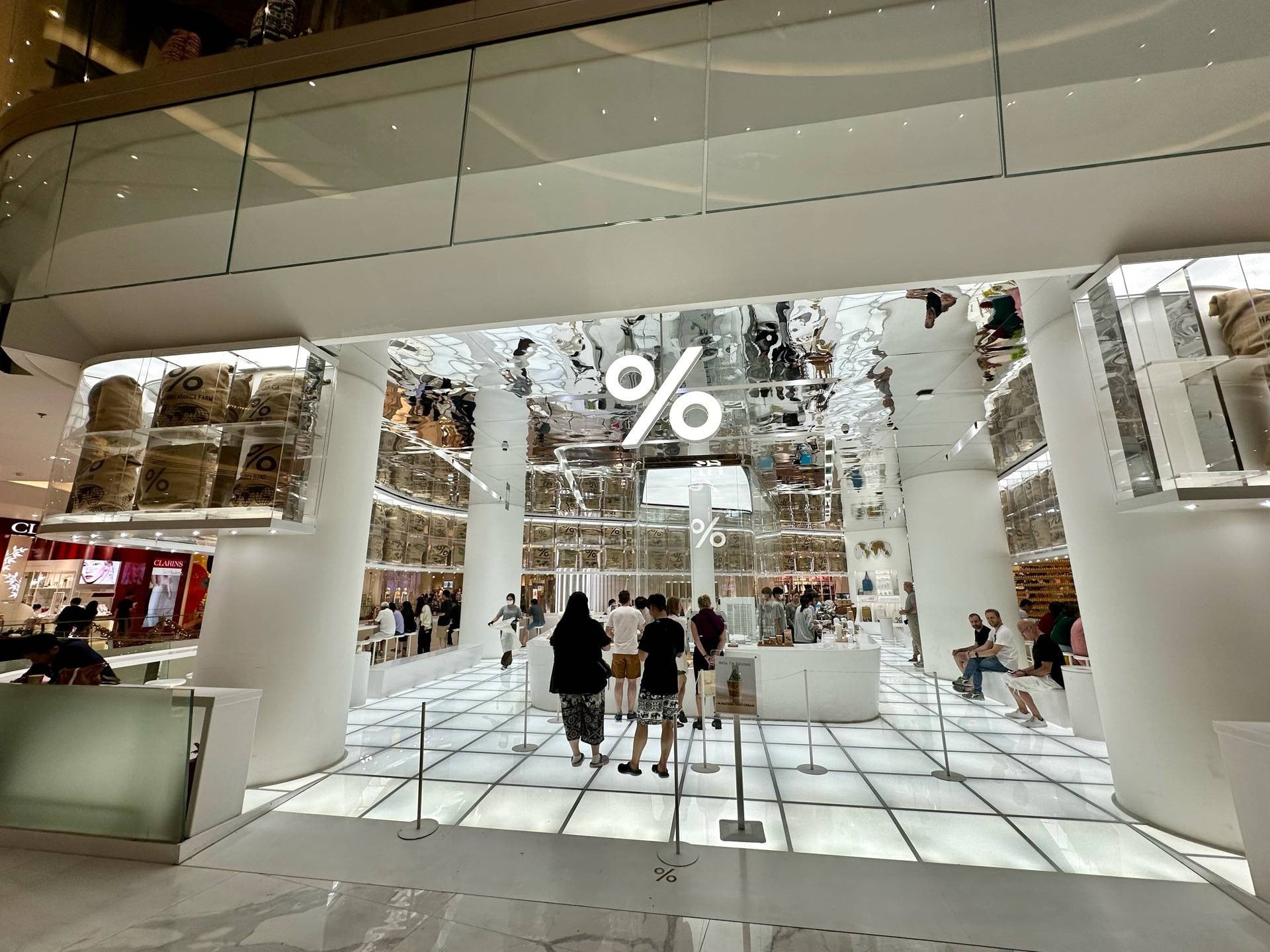 รีวิว % Arabica ICONSIAM - คาเฟ่นั่งบาร์กลางห้างไอคอนสยาม สีขาวสว่างโดดเด่น