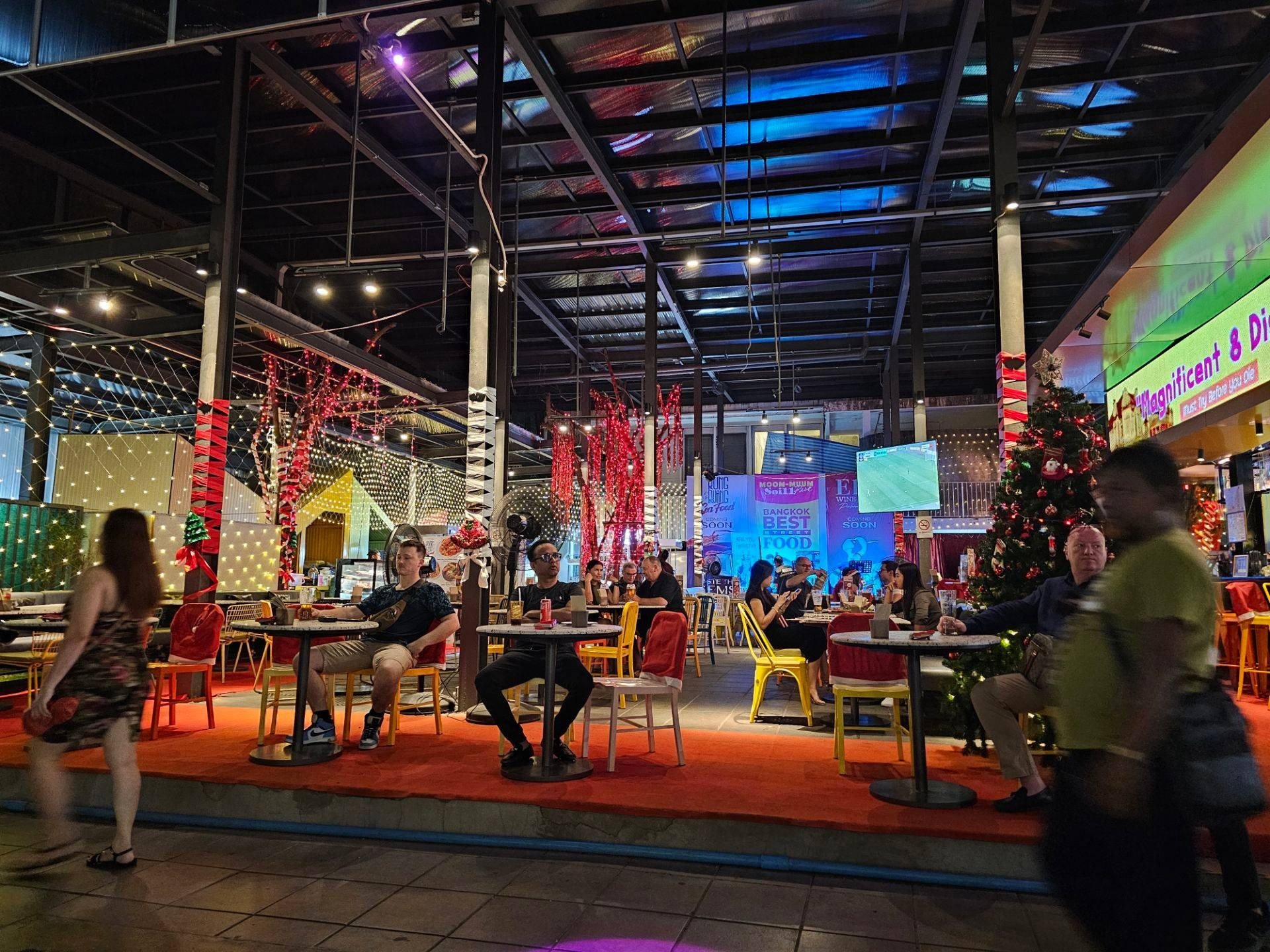 รีวิว Moom Muum Park Soi 11 - ร้านอาหารกึ่งบาร์ในซอยดังย่านสุขุมวิท