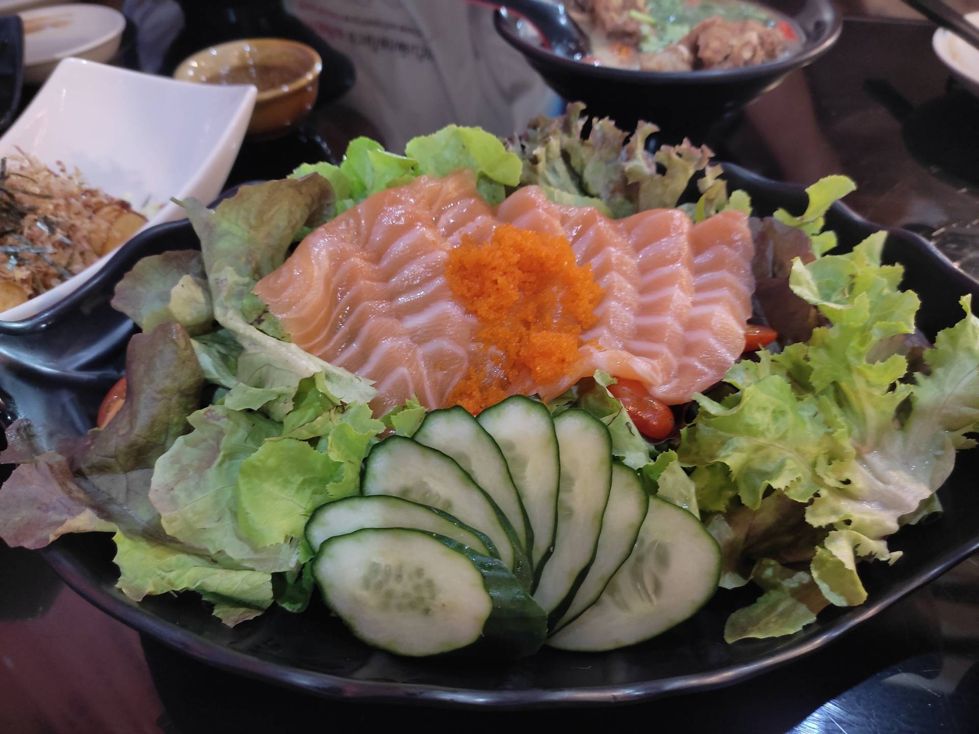 สลัดแซลมอนสด • 250+ ร้าน Ayoi sushi tengoku