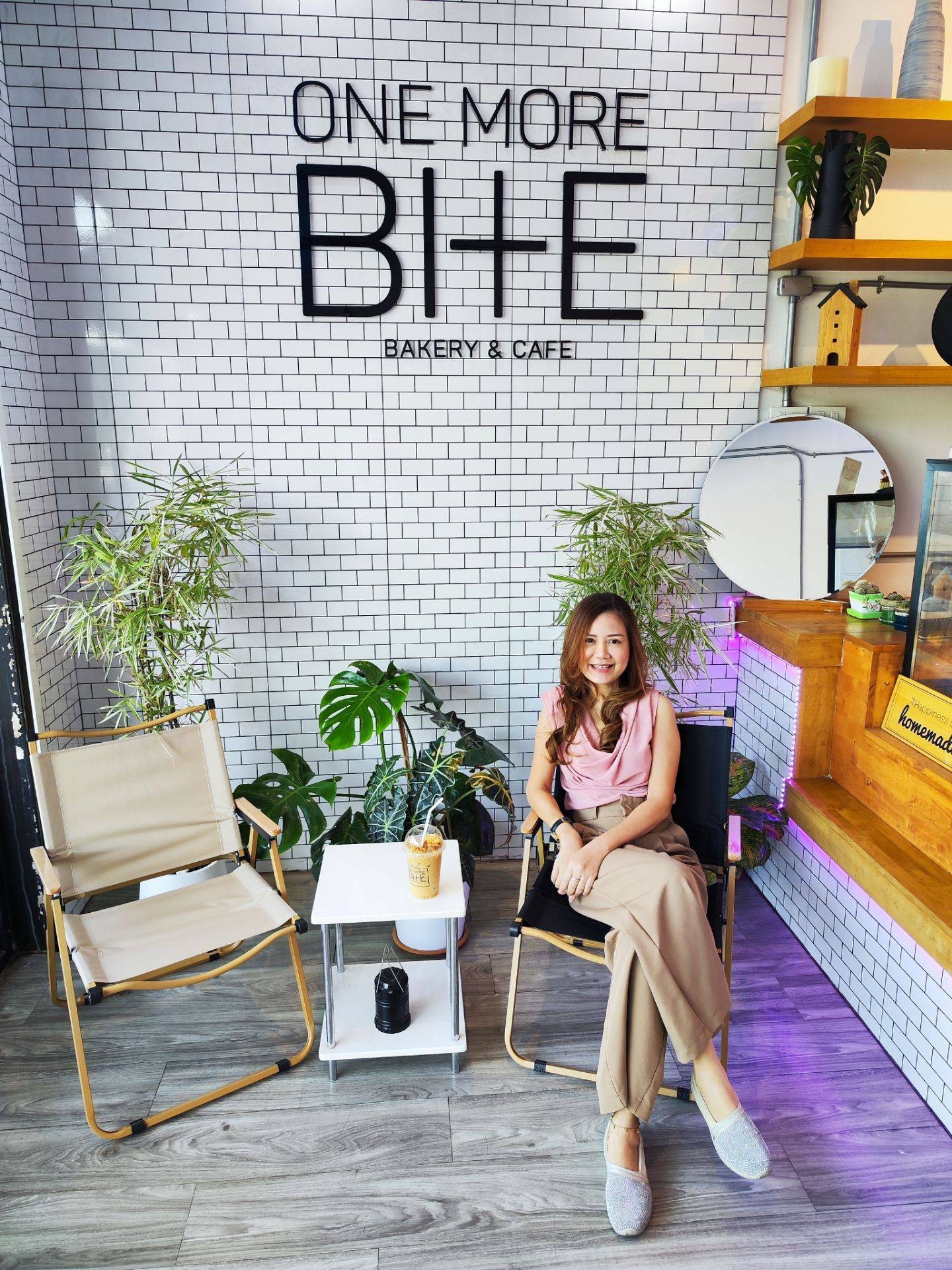 รีวิว One More Bite Bakery & Cafe - คาเฟ่สีคลีนๆ สบายตา😍