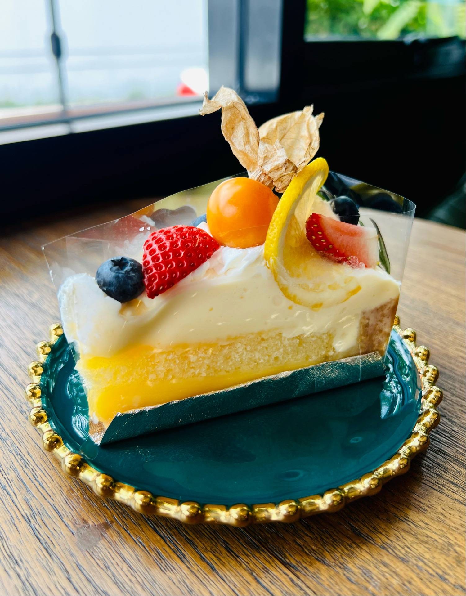 รีวิว The Famous Cafe Suan Phak - ร้านตกแต่งสวยมาก ๆ ค่ะ โทนสีร้านหรูหราสบายตา เครื่องดื่ม เค้ก ...