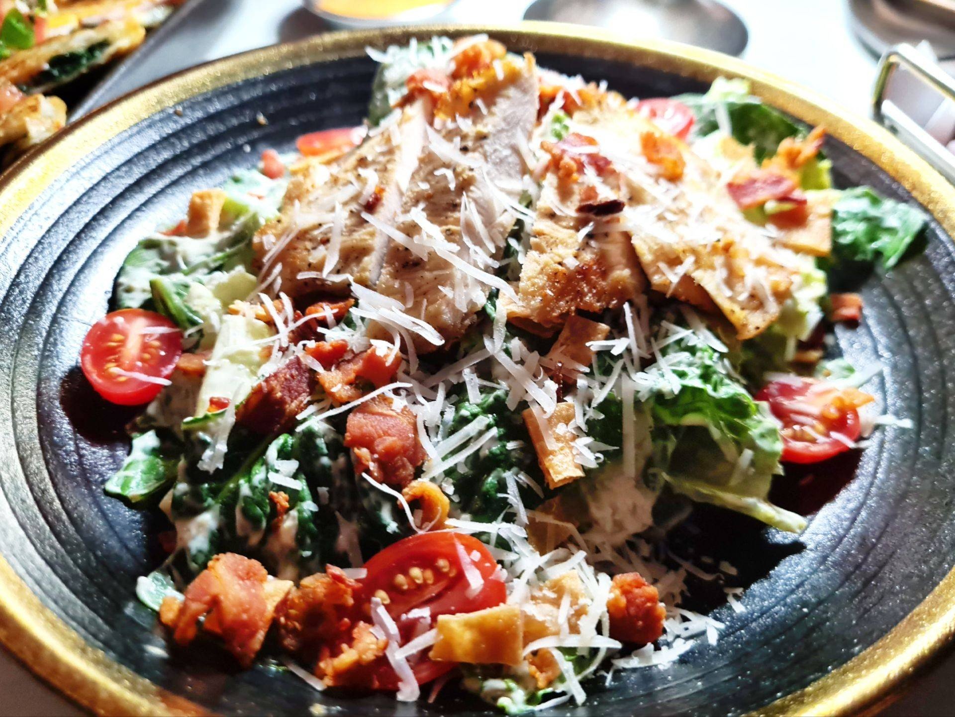 ซีซาร์สลัดไก่ย่าง ร้าน Atmos on top Silom Edge