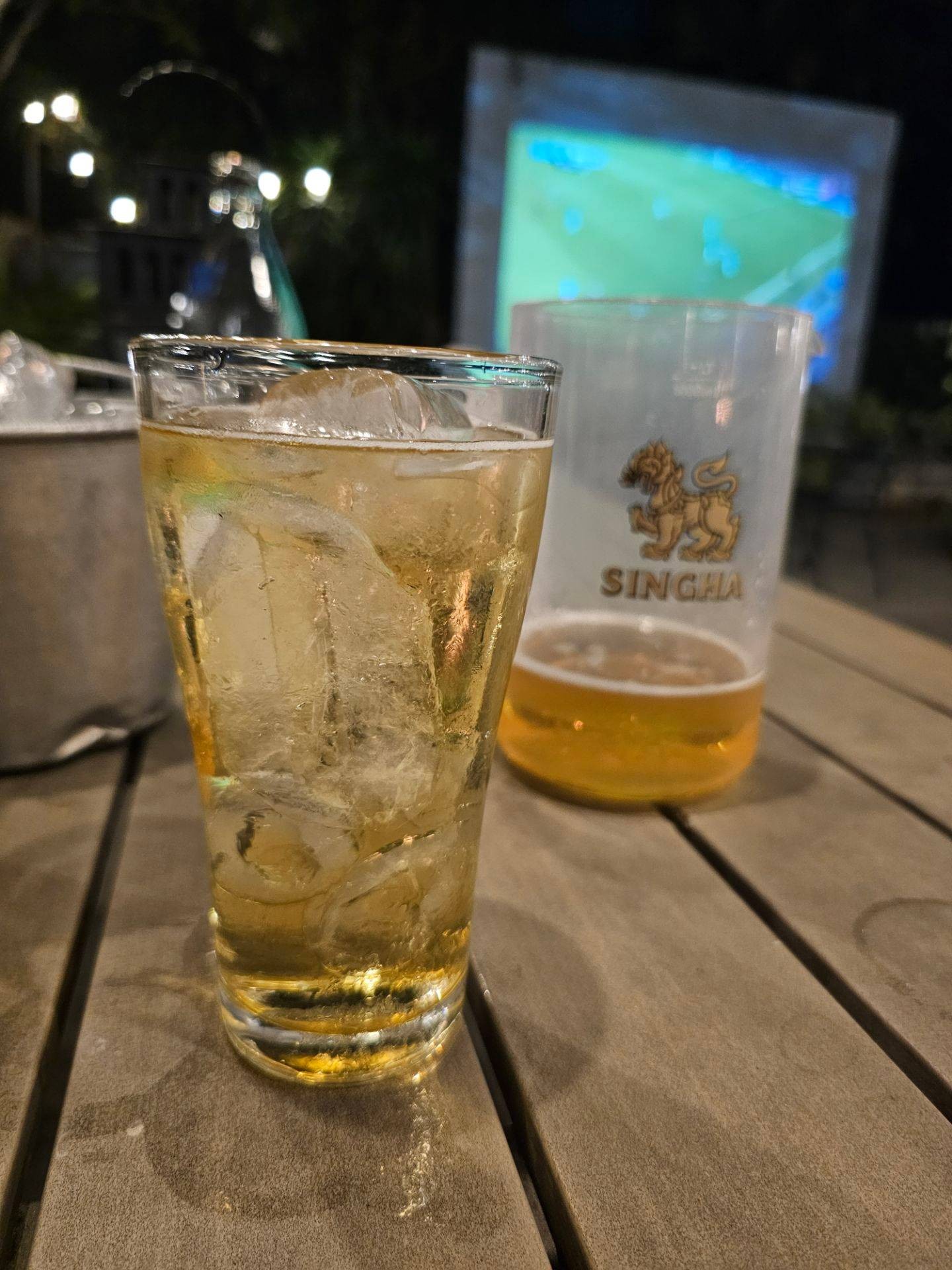 รีวิว BEHIND BARS (Cafe & Bistro) - นั่งชิว ฟังเพลงเพราะๆ