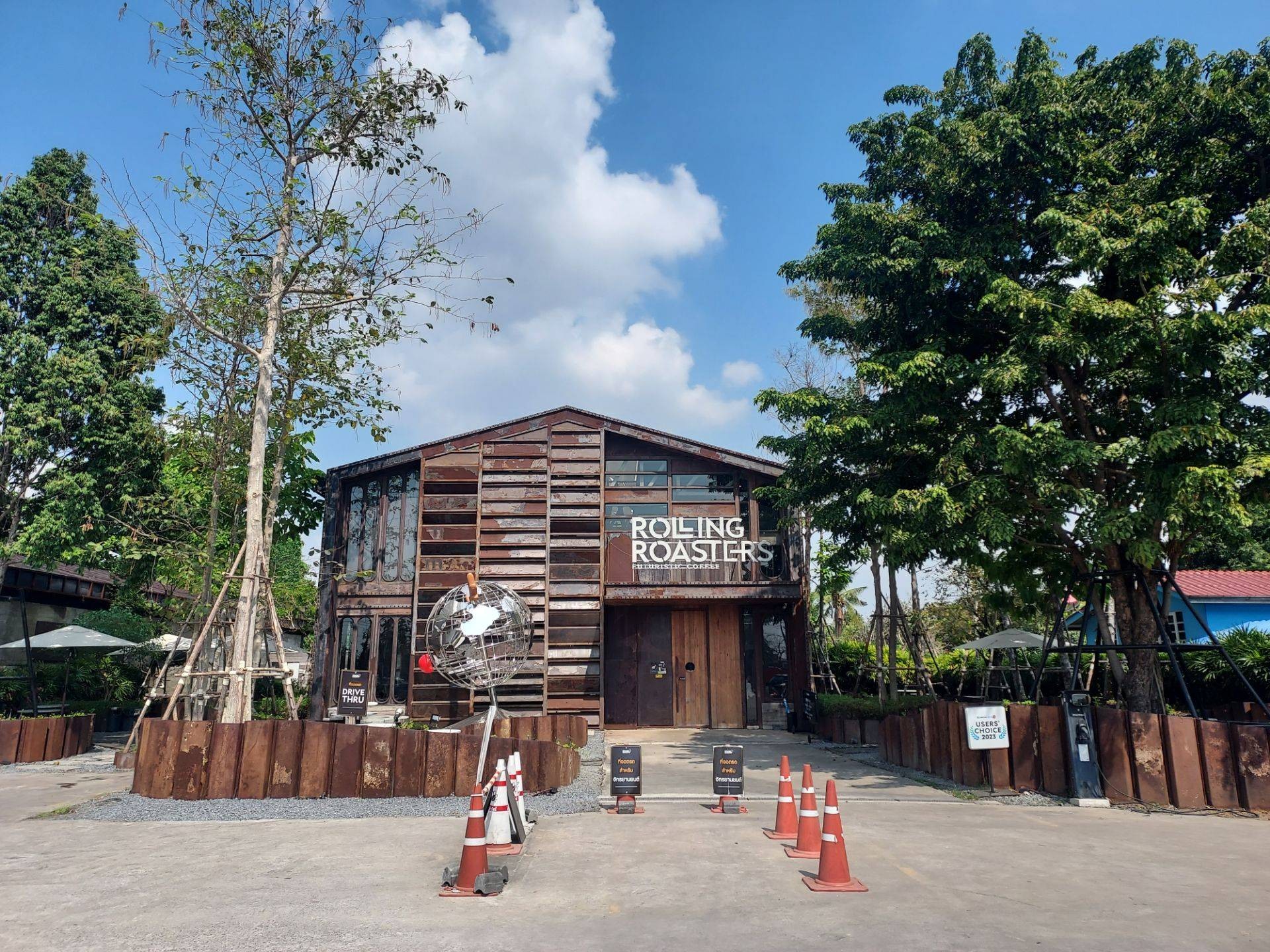 รีวิว Rolling Roasters พรานนก-พุทธมณฑล - โลกแห่งกาแฟ ร้านกาแฟดีและมีลูกโลก
