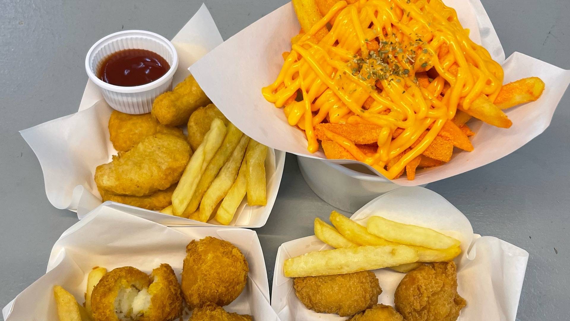 เฟรนช์ฟรายส์ ราดชีส ชีสบอล ไก่ทอด by Fried Day สาขาแรก | สั่งอาหาร ...