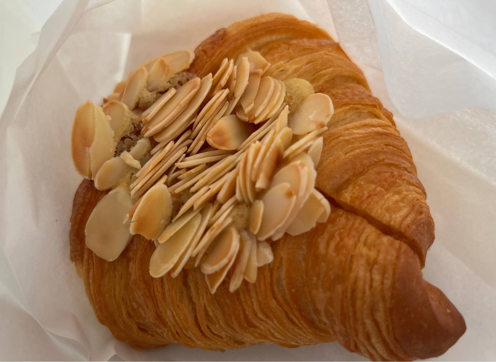 ครัวซองอัลมอนด์ ร้าน 160°C pastry & specialty coffee cafe chonburi