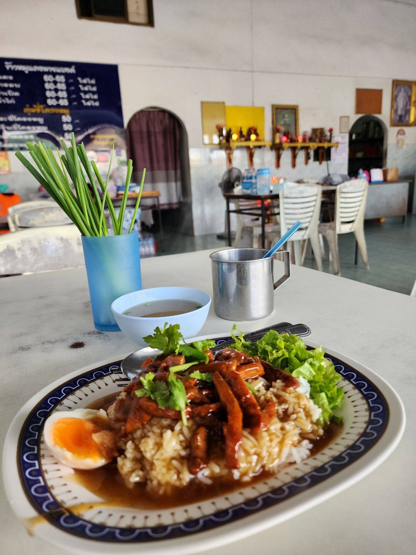 รีวิว ข้าวหมูแดงนายแบงค์ - ข้าวหมูแดง พิเศษไข่ 65 บาท