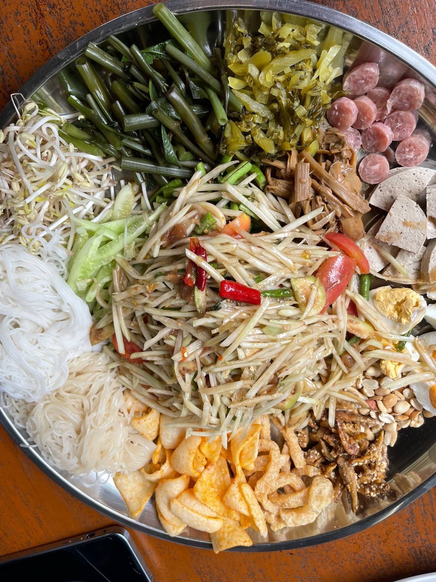 รีวิว ส้มตำป้าพร - Gigantic Servings of Somtum